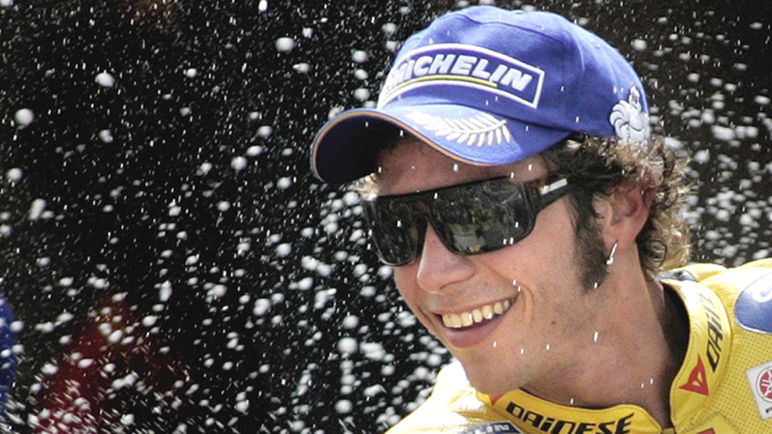 Rossi wins amidst chaos - Eurosport