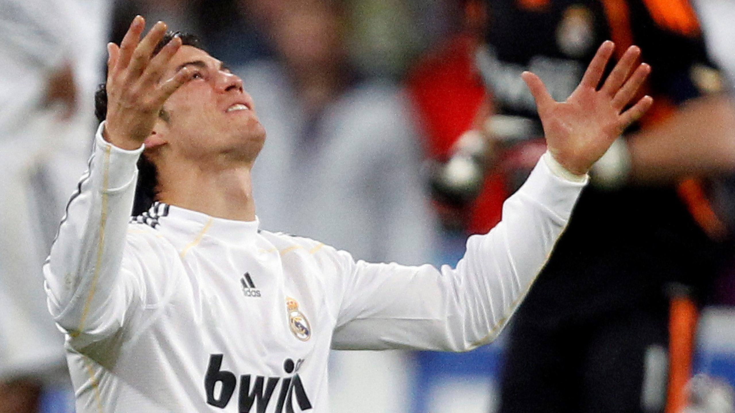 Ronaldo breaks man's nose - Eurosport