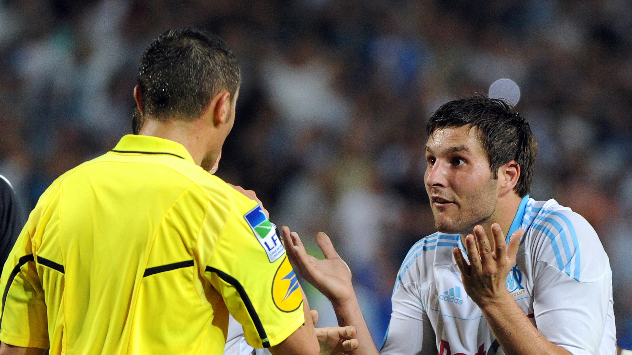 Les arbitres dans le rang - Eurosport