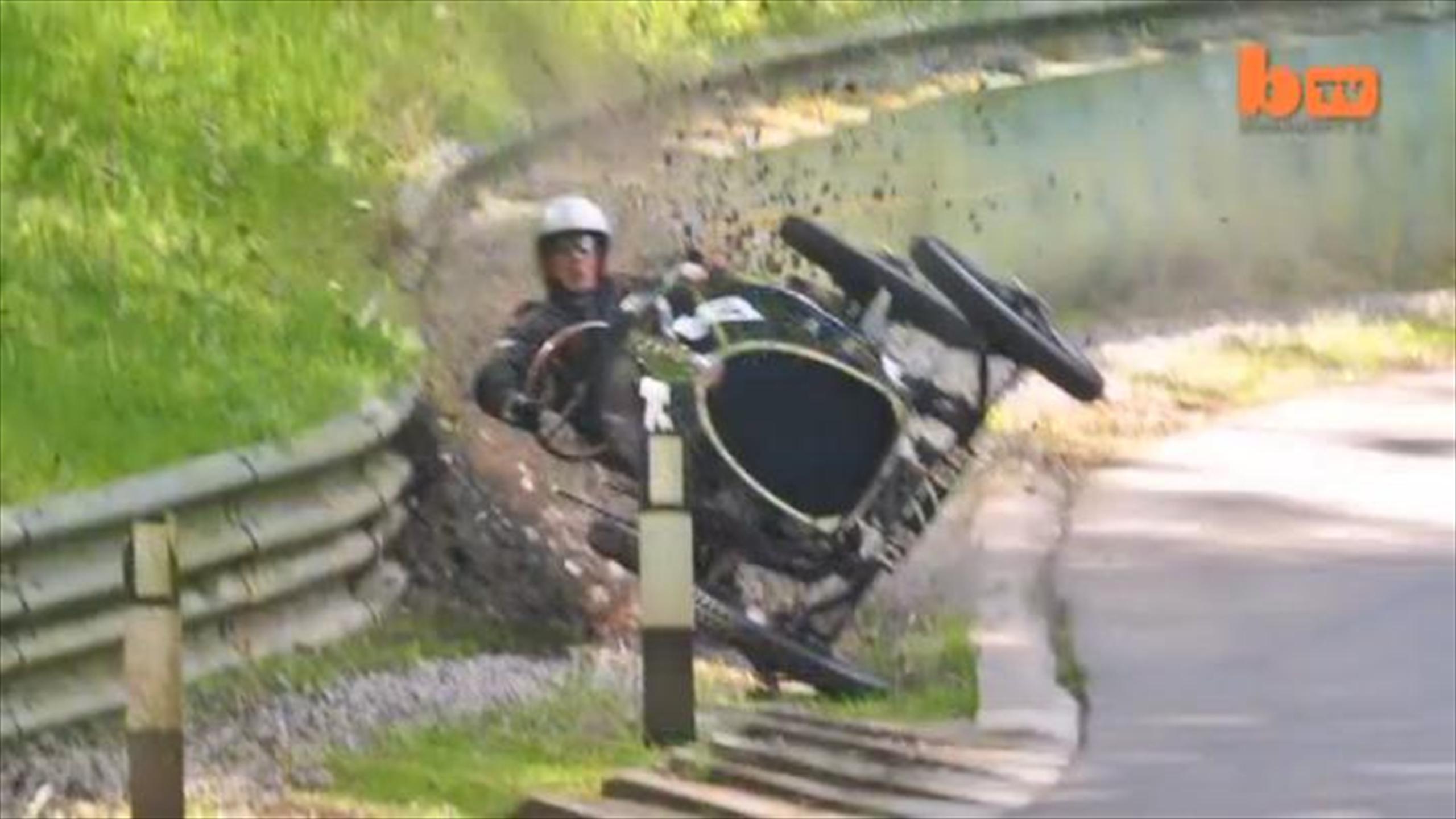 Racer crashes his £250,000 Bugatti - Motorsports video - Eurosport