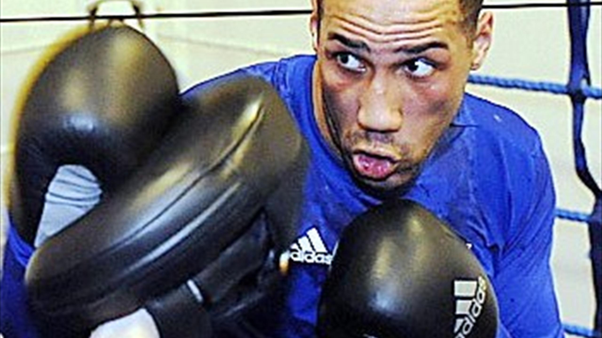 James DeGale keeps busy at Bluewater - Eurosport