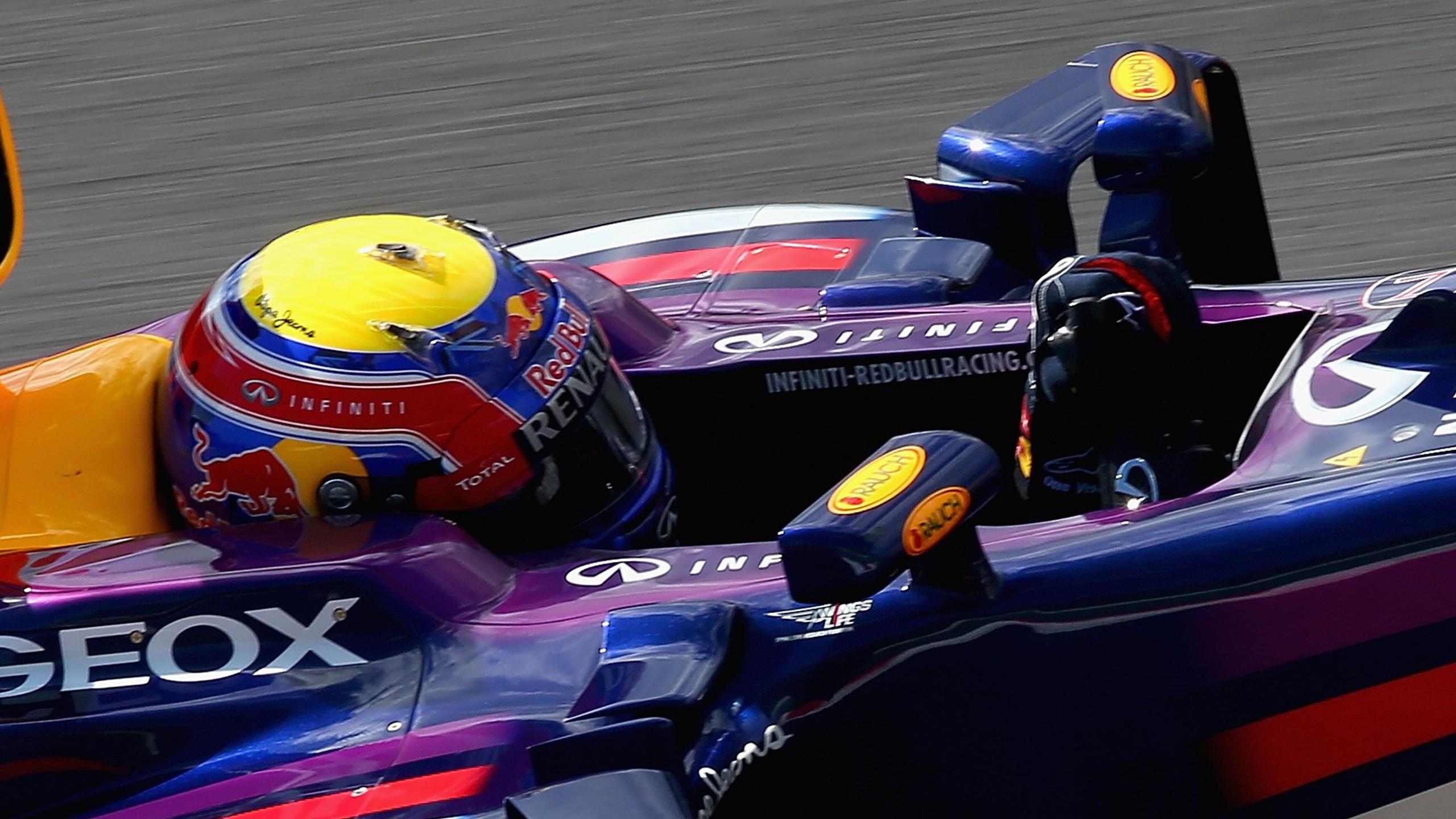 GP du Japon 2013 : Mark Webber (Red Bull) devant Sebastian Vettel (Red ...