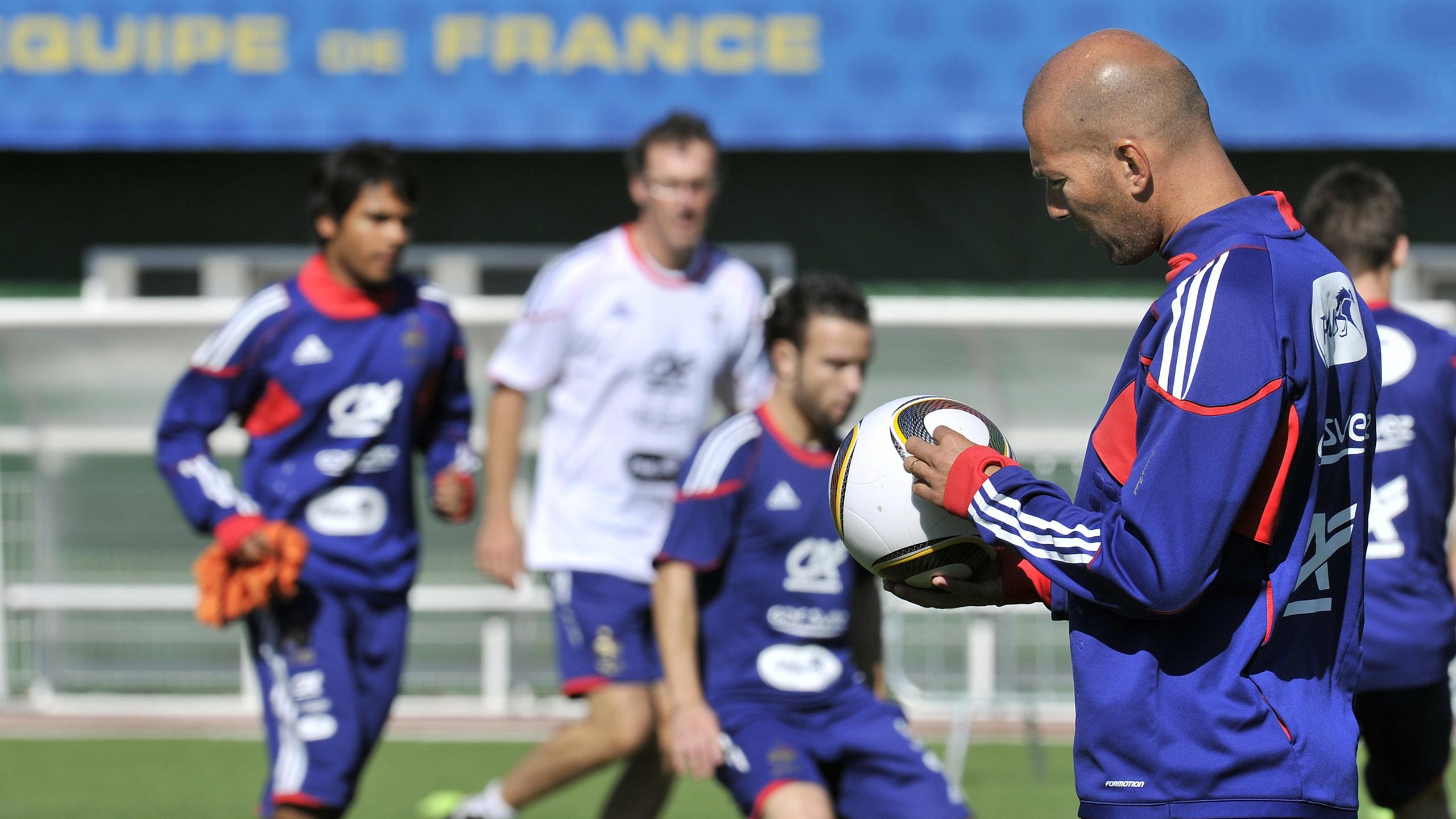 Zinédine Zidane à la tête des Bleus : il l'a demandé à la FFF en juillet 2012 - Eurosport