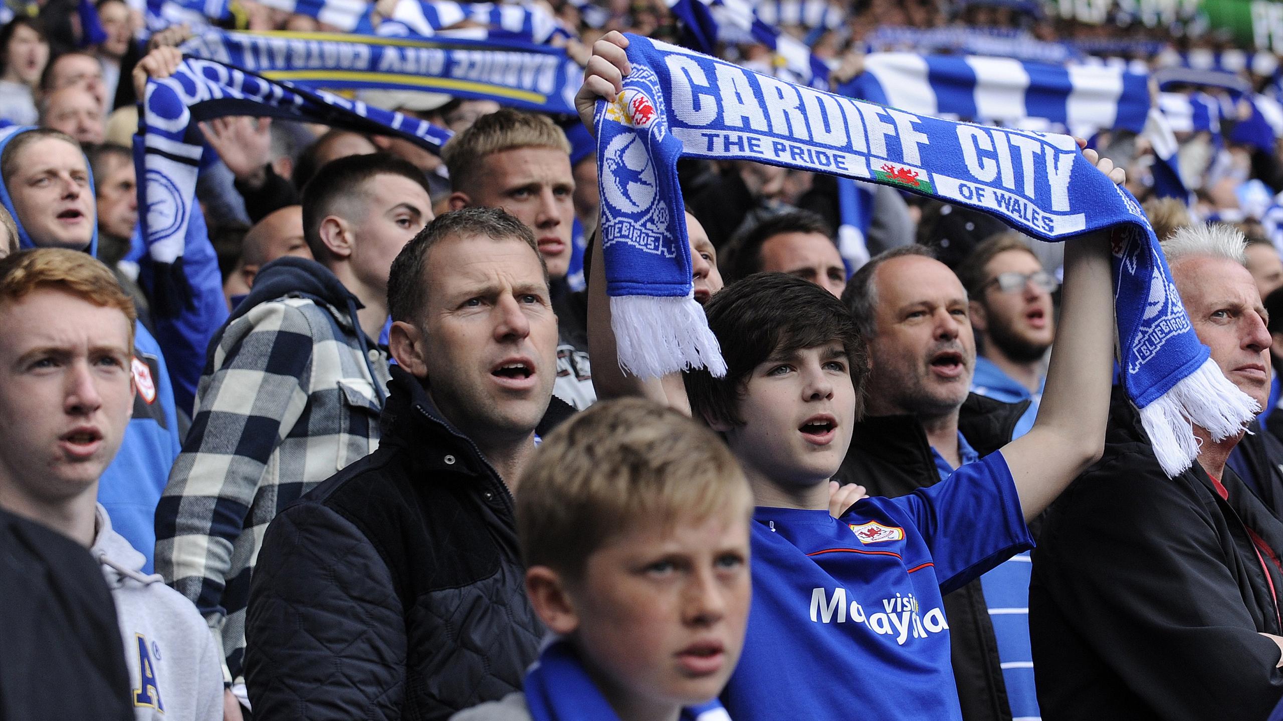 Cardiff City return to traditional blue strip - Eurosport