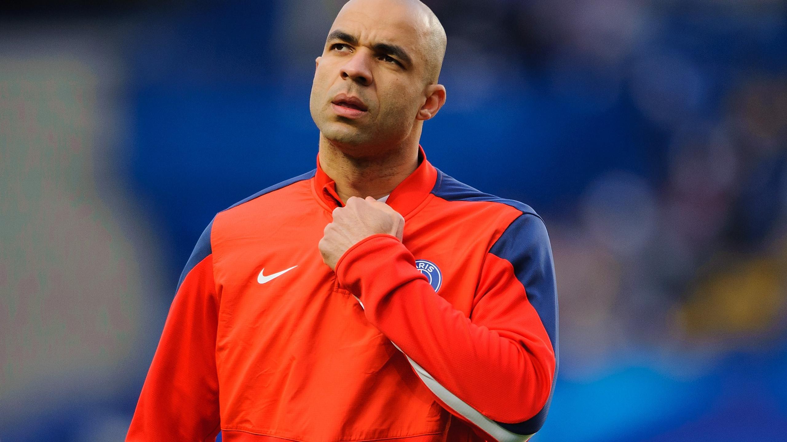 Fin de carrière pour Alex, ancien défenseur du PSG et de Chelsea ...
