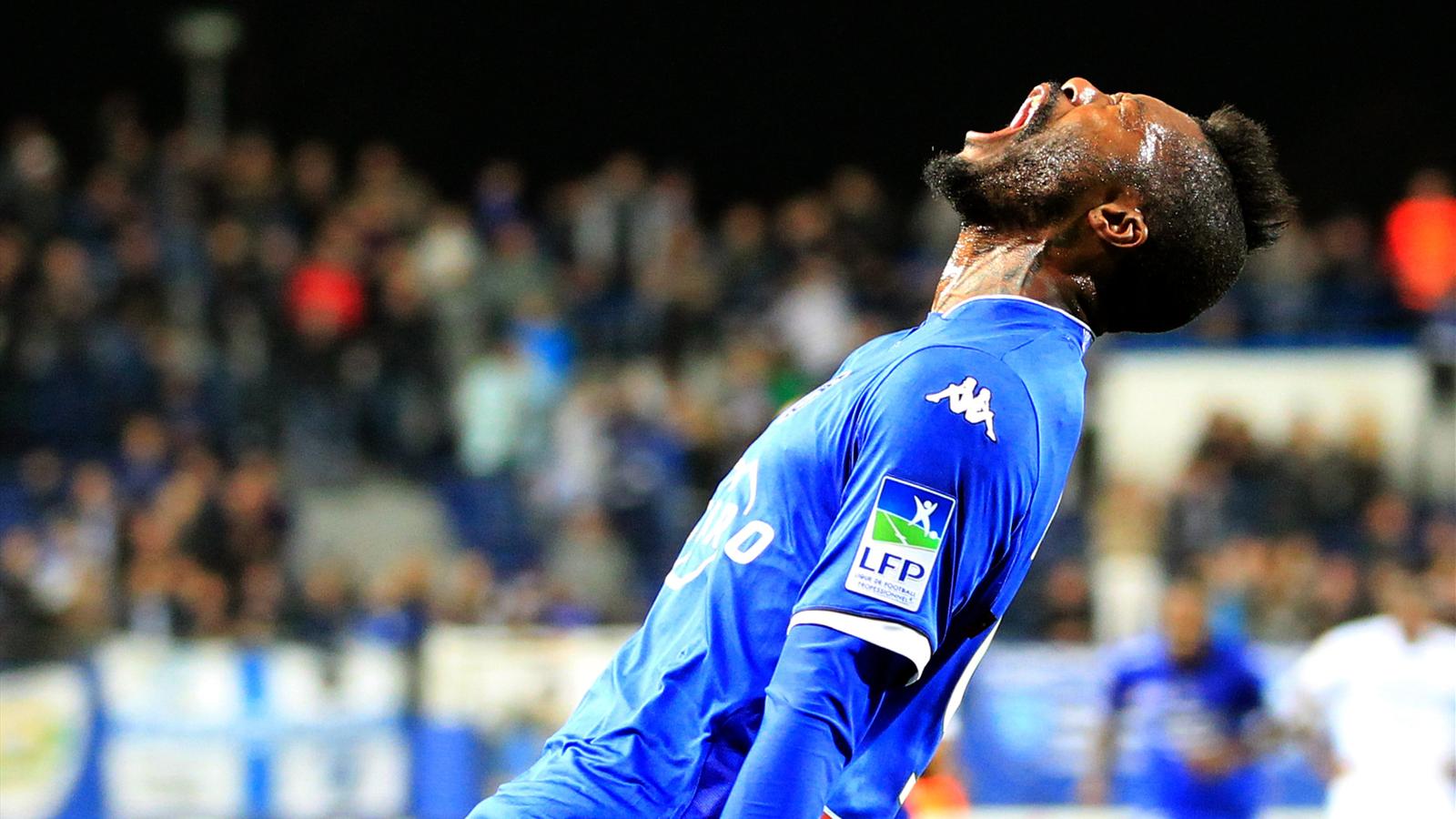 SCB : Djibril Cissé, miné par une blessure, a bien fait de ne pas ...