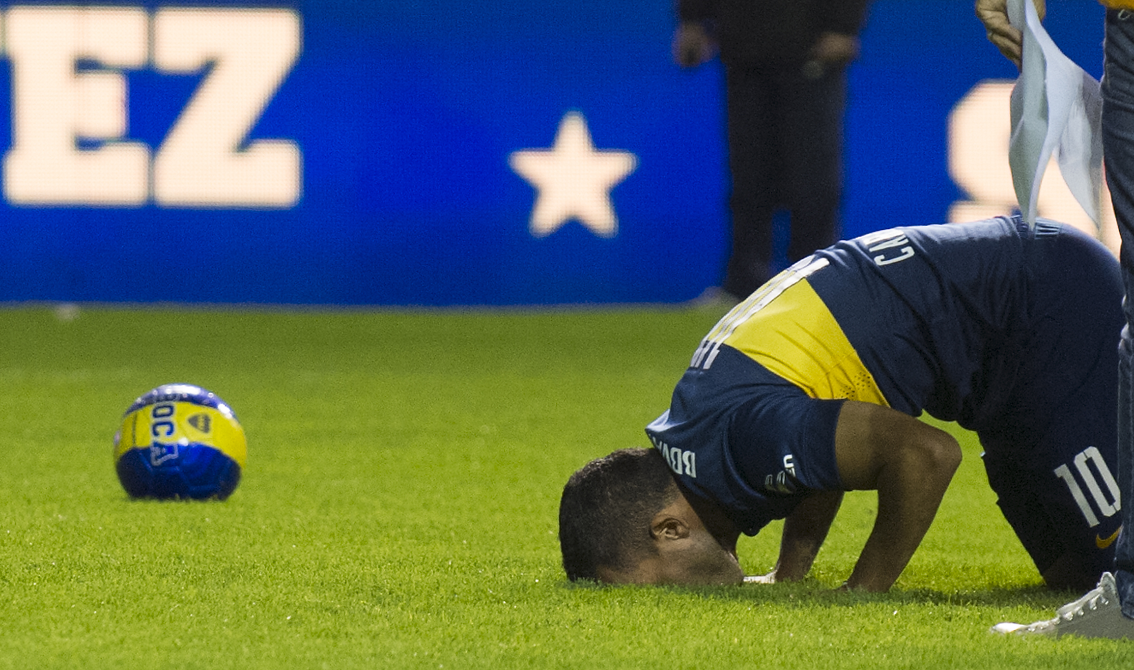 Boca Juniors unveil returning idol Carlos Tevez - TNT Sports