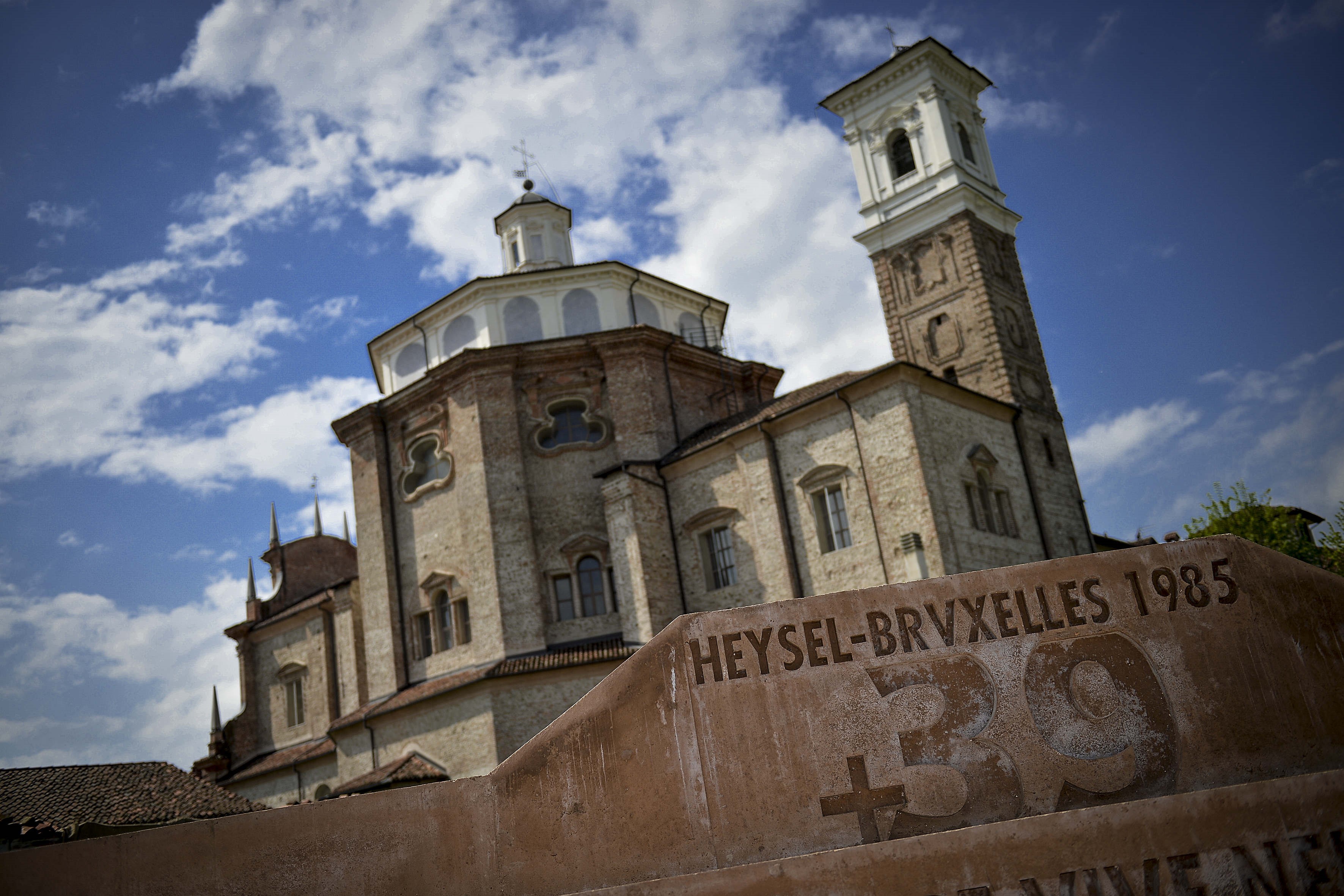 A Cherasco inaugurato il primo monumento per le vittime dell'Heysel ...