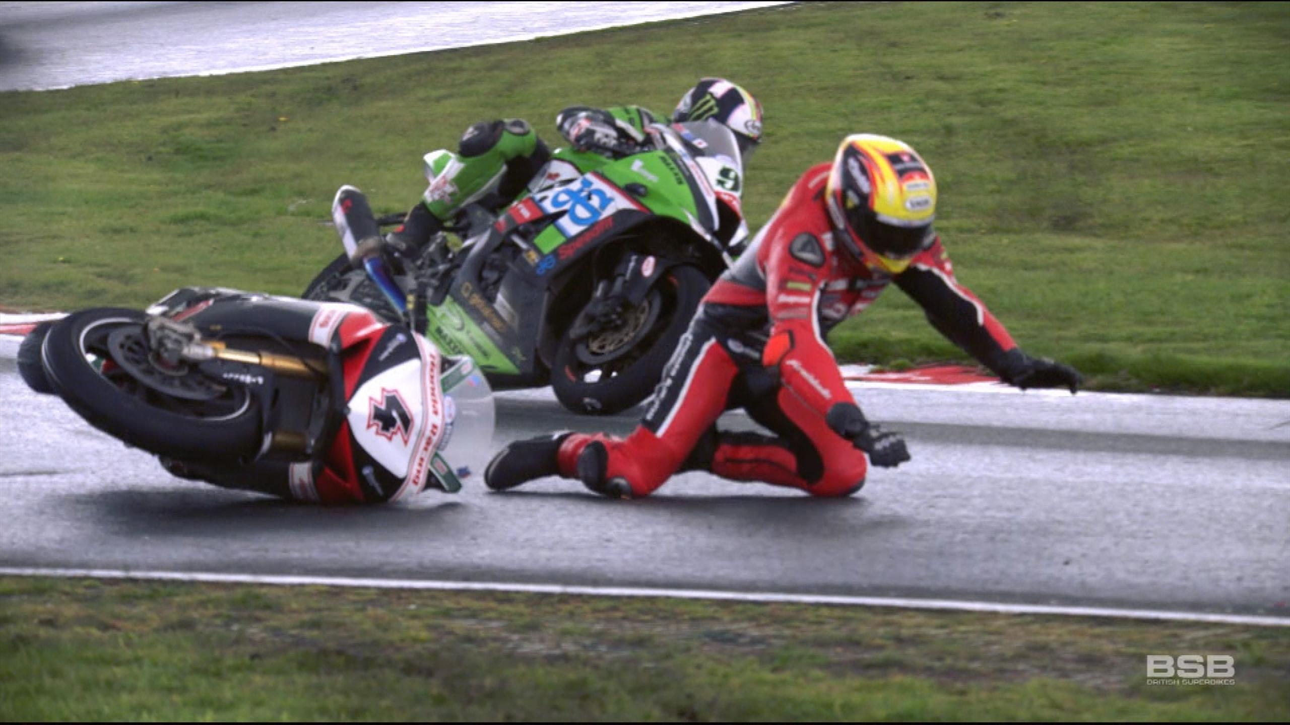 Dan Linfoot leads with two laps to go, is struck by commentator's curse ...