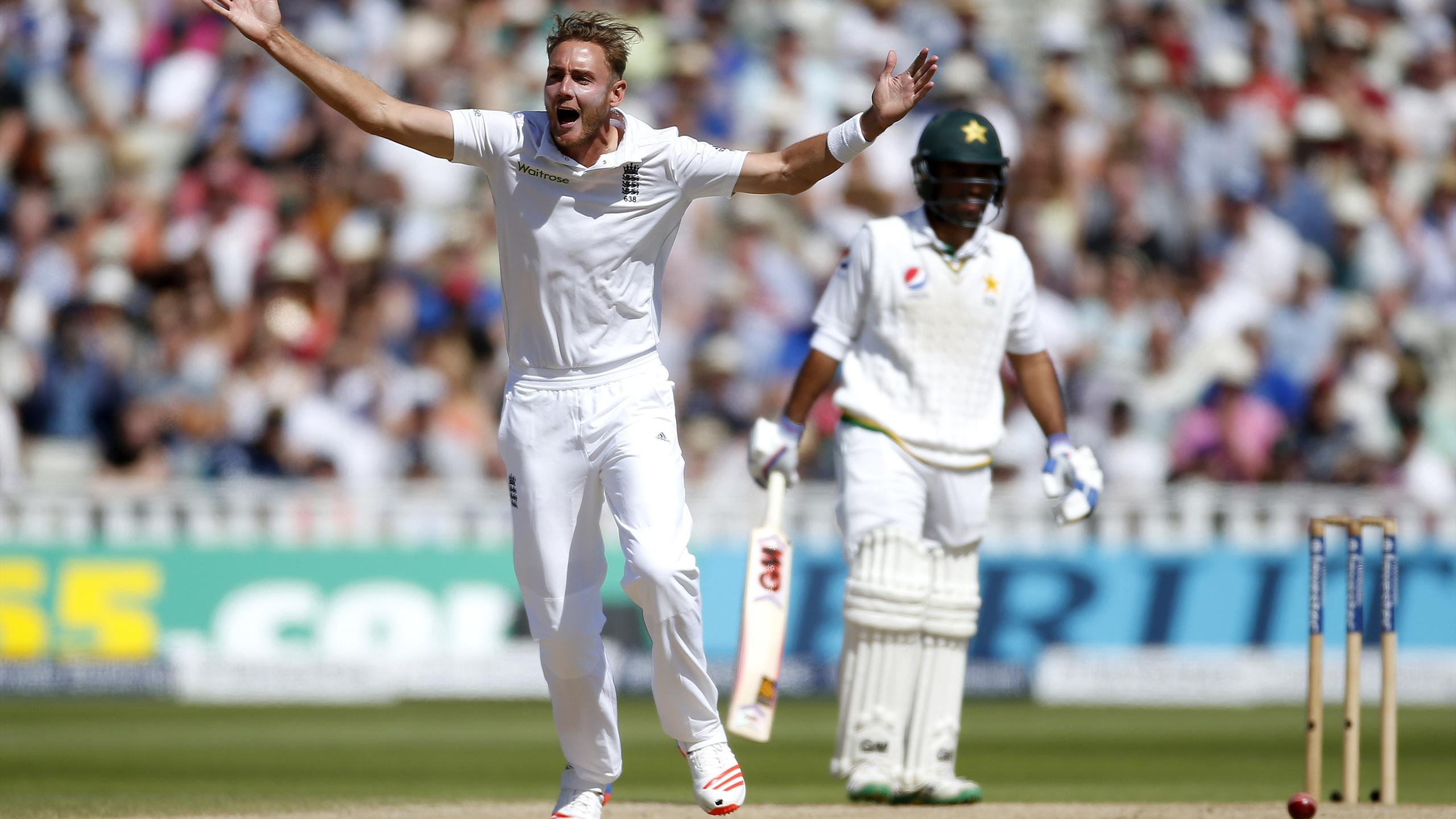 England secure victory after skittling Pakistan - Eurosport