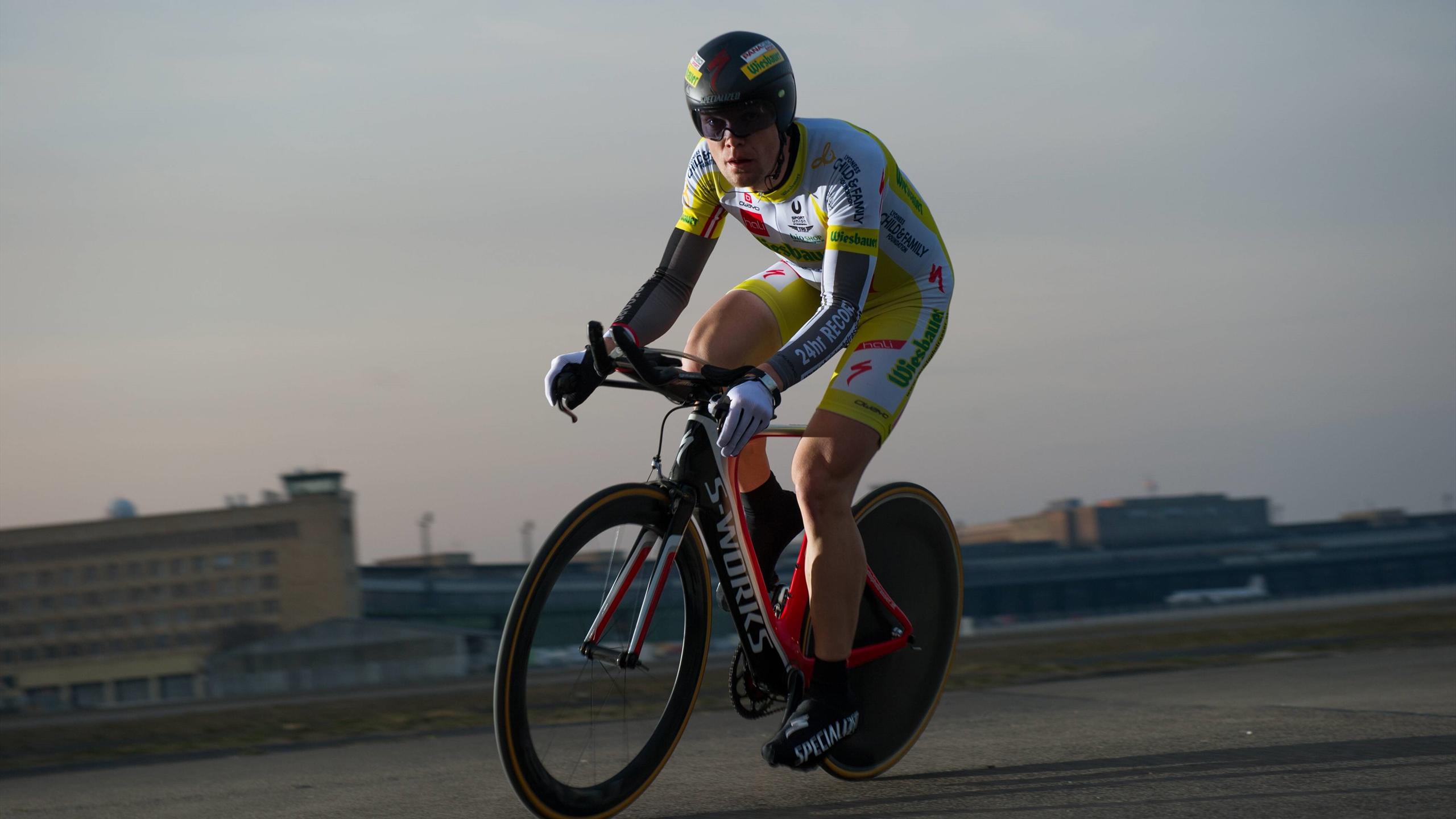 886 Kilometer in 24 Stunden: Extremsportler Christoph Strasser verpasst ...