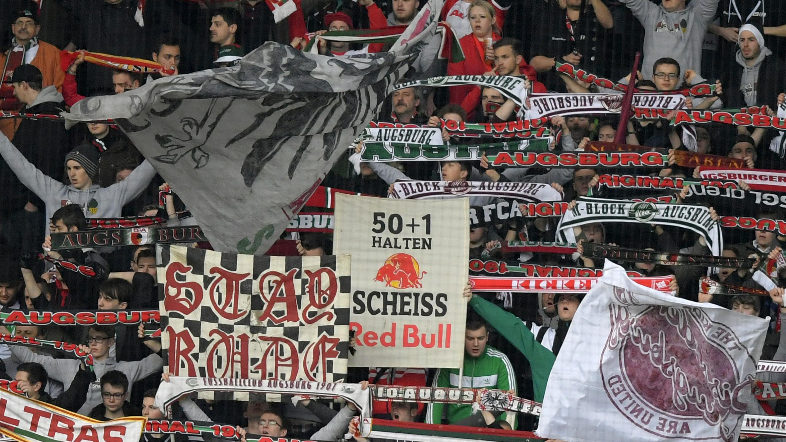 Bundesliga: Ultras vom FC Augsburg wehren sich gegen Banner-Prüfung vor ...