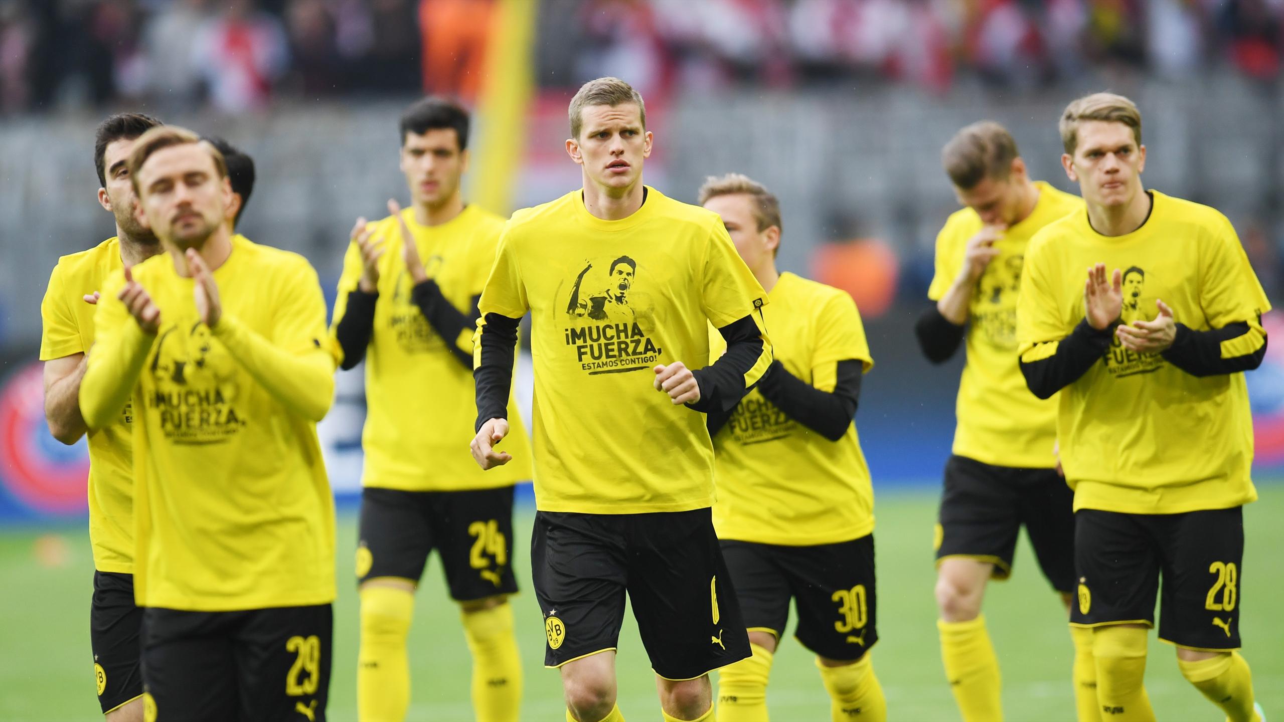 Los jugadores del Dortmund homenajean a Bartra antes del partido ...