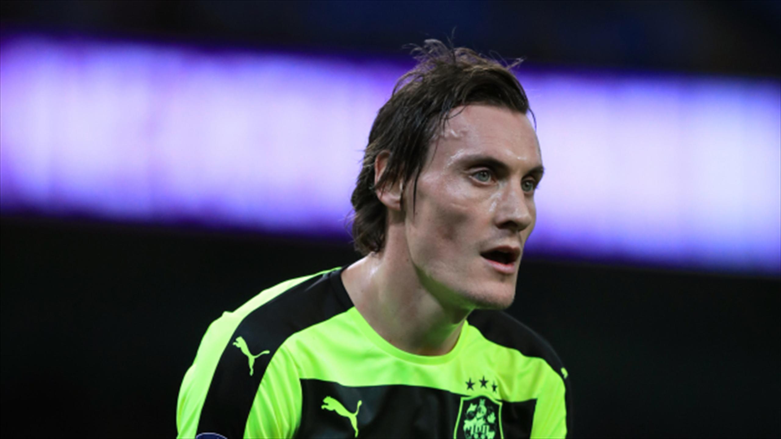 Dean Whitehead extends Huddersfield stay for an extra year - Eurosport