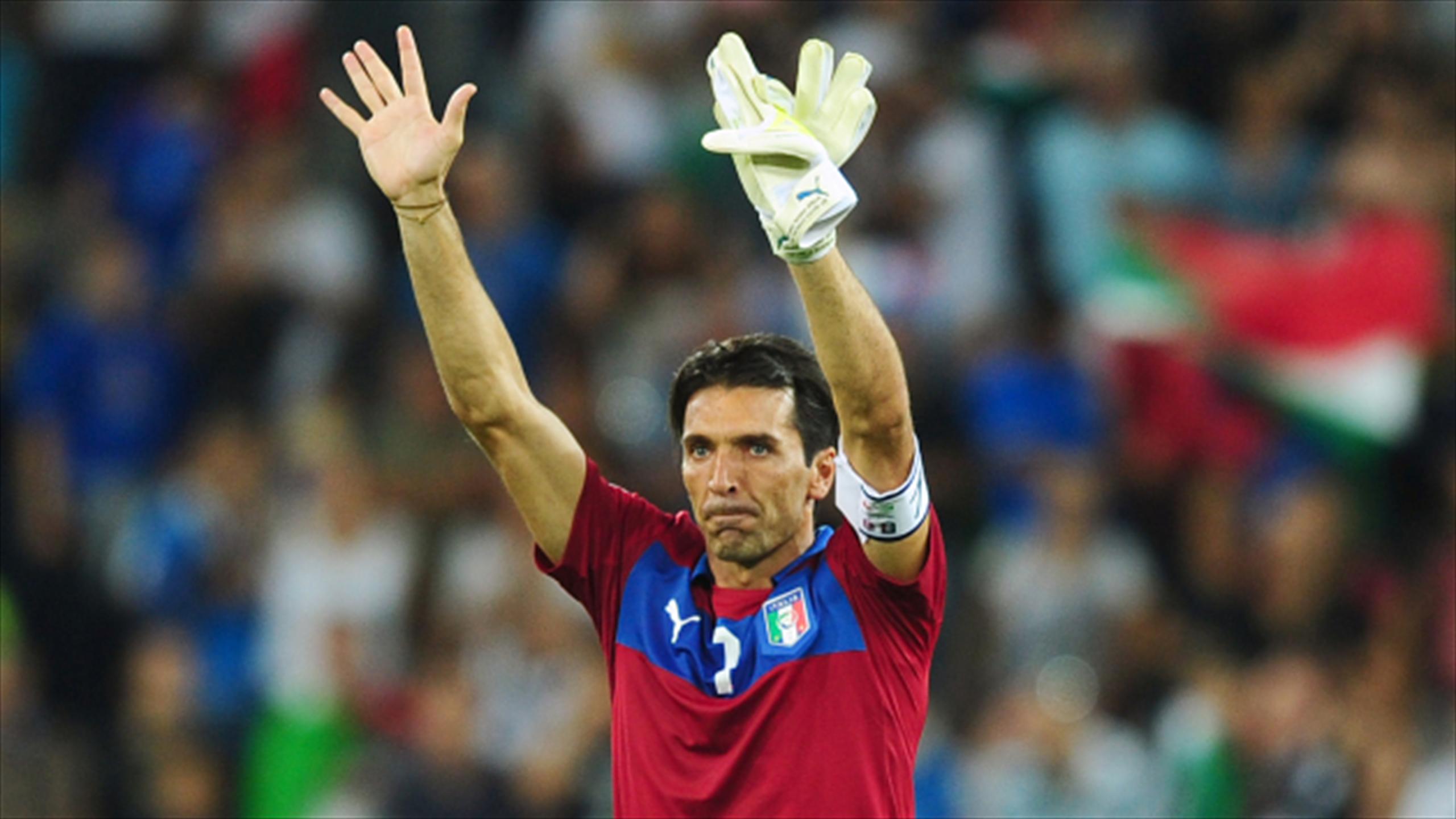 Il mondo del calcio festeggia Buffon; Juventus: "Qui sei diventato ...