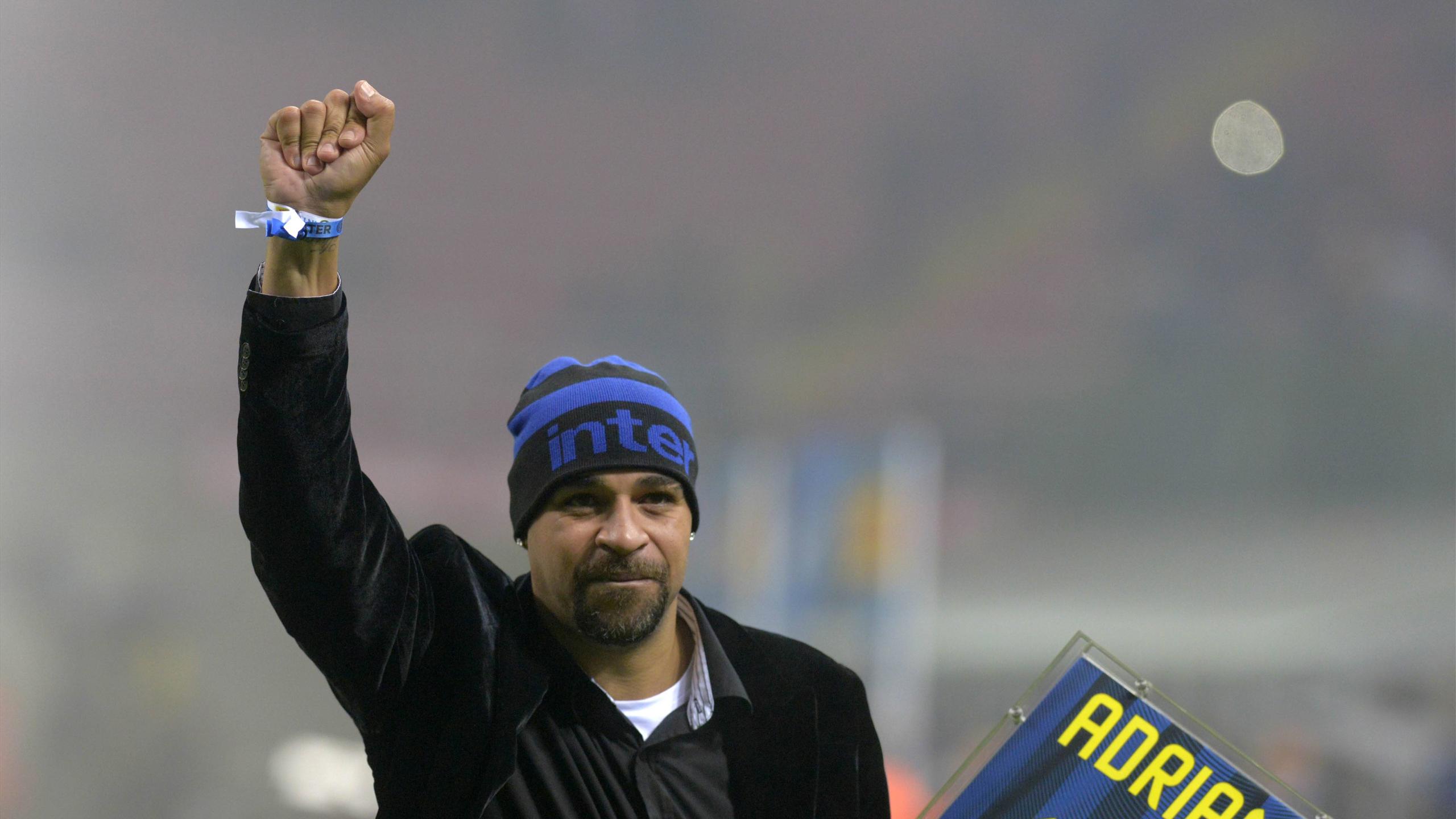 Adriano torna in Brasile, prepara il rientro in campo, ma poi finisce ...