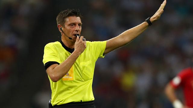 Deux joueurs de la Juve se rentrent dedans... l'arbitre siffle faute ...