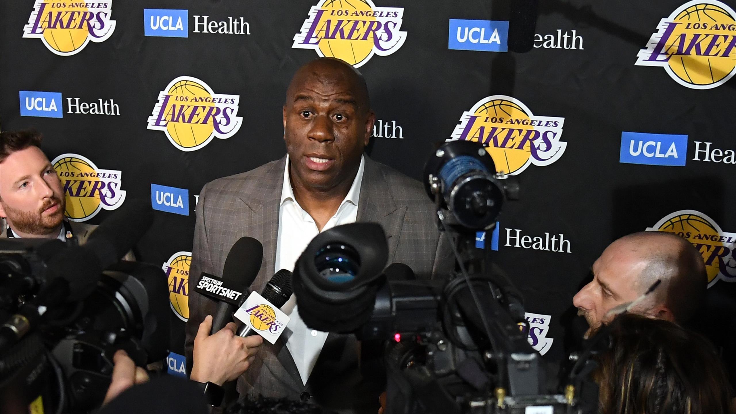 Magic explique son départ des Lakers par "une trahison" de son manager ...