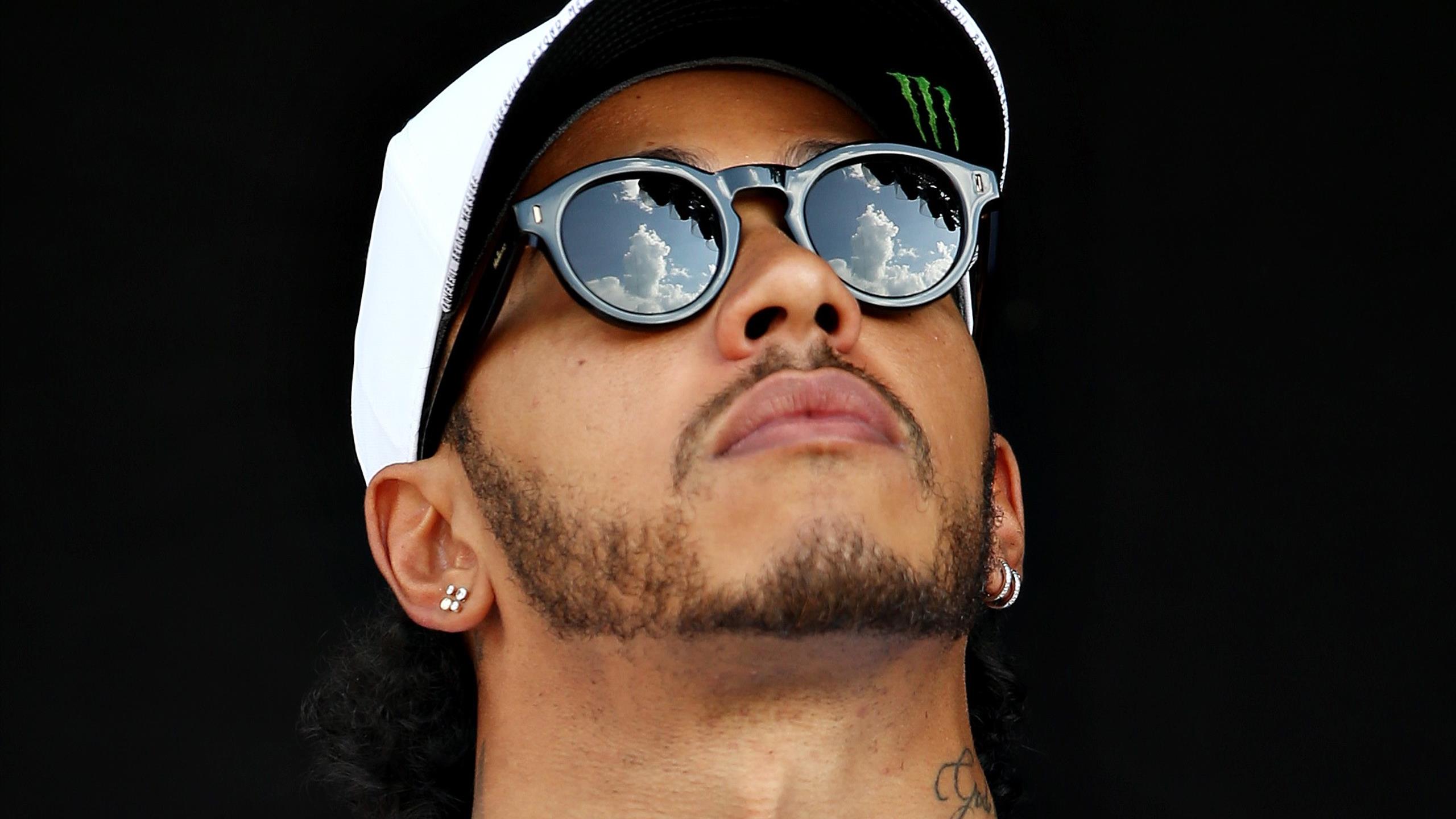 VIDEO - Bling bling, burn, bain de foule, Roscoe… Comment Lewis ...