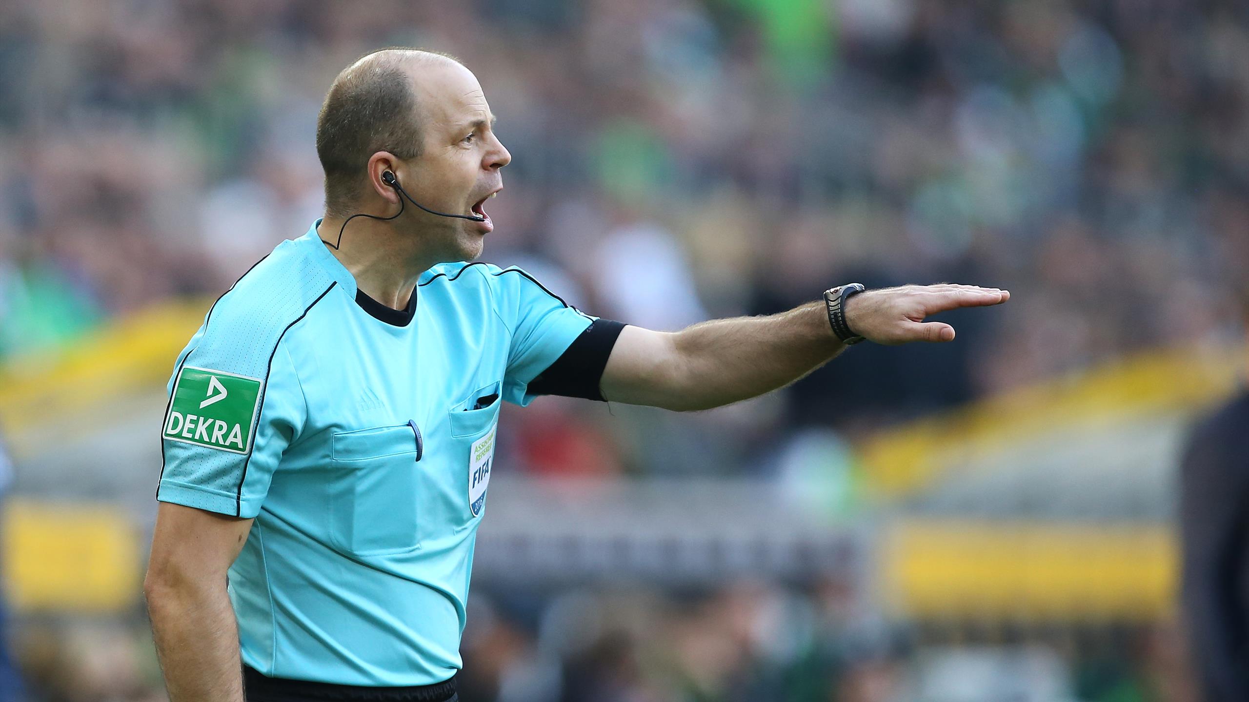 Schiedsrichter-Assistent Mike Pickel fordert bessere Bezahlung für ...
