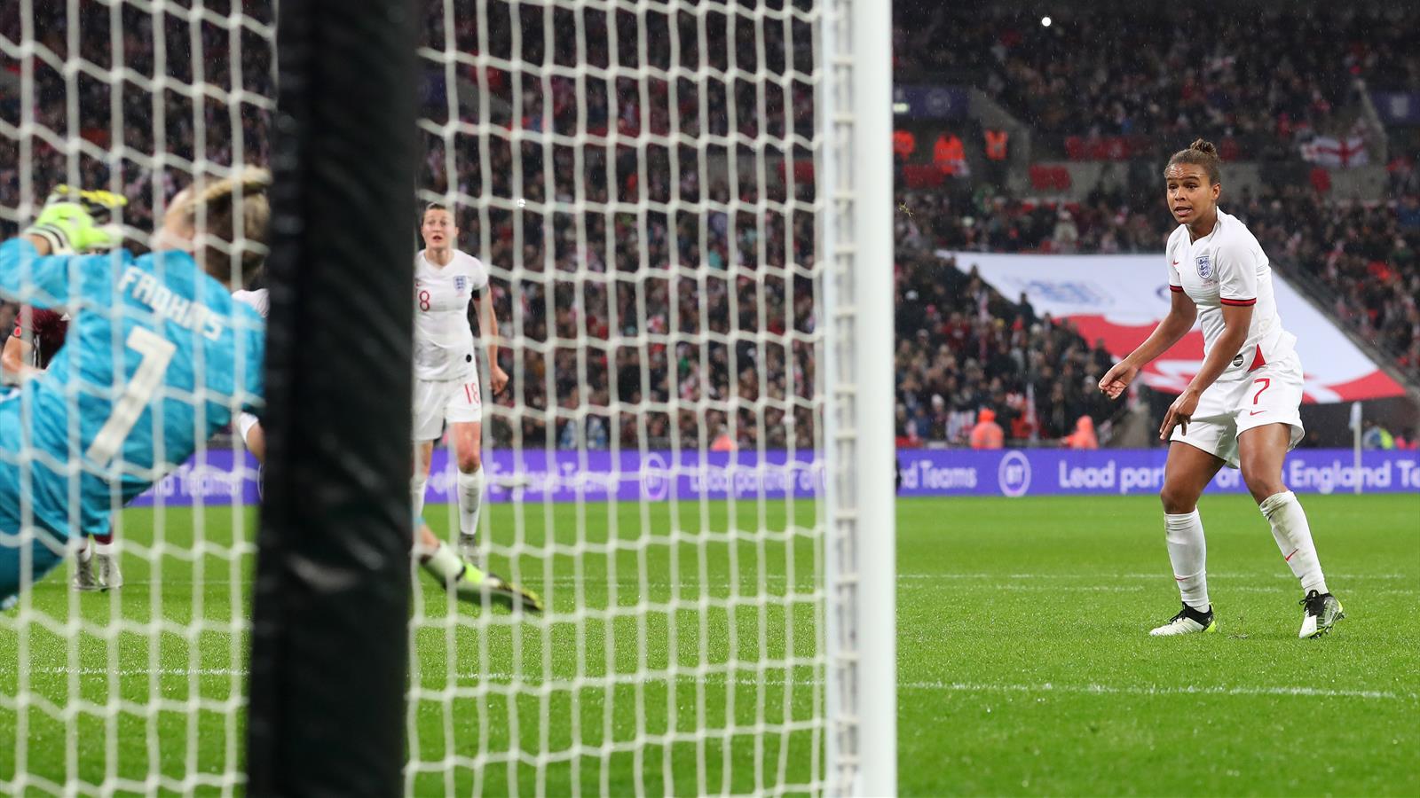 VIDEO - Merle Frohms hält Elfmeter für DFB-Frauen sensationell - Video ...