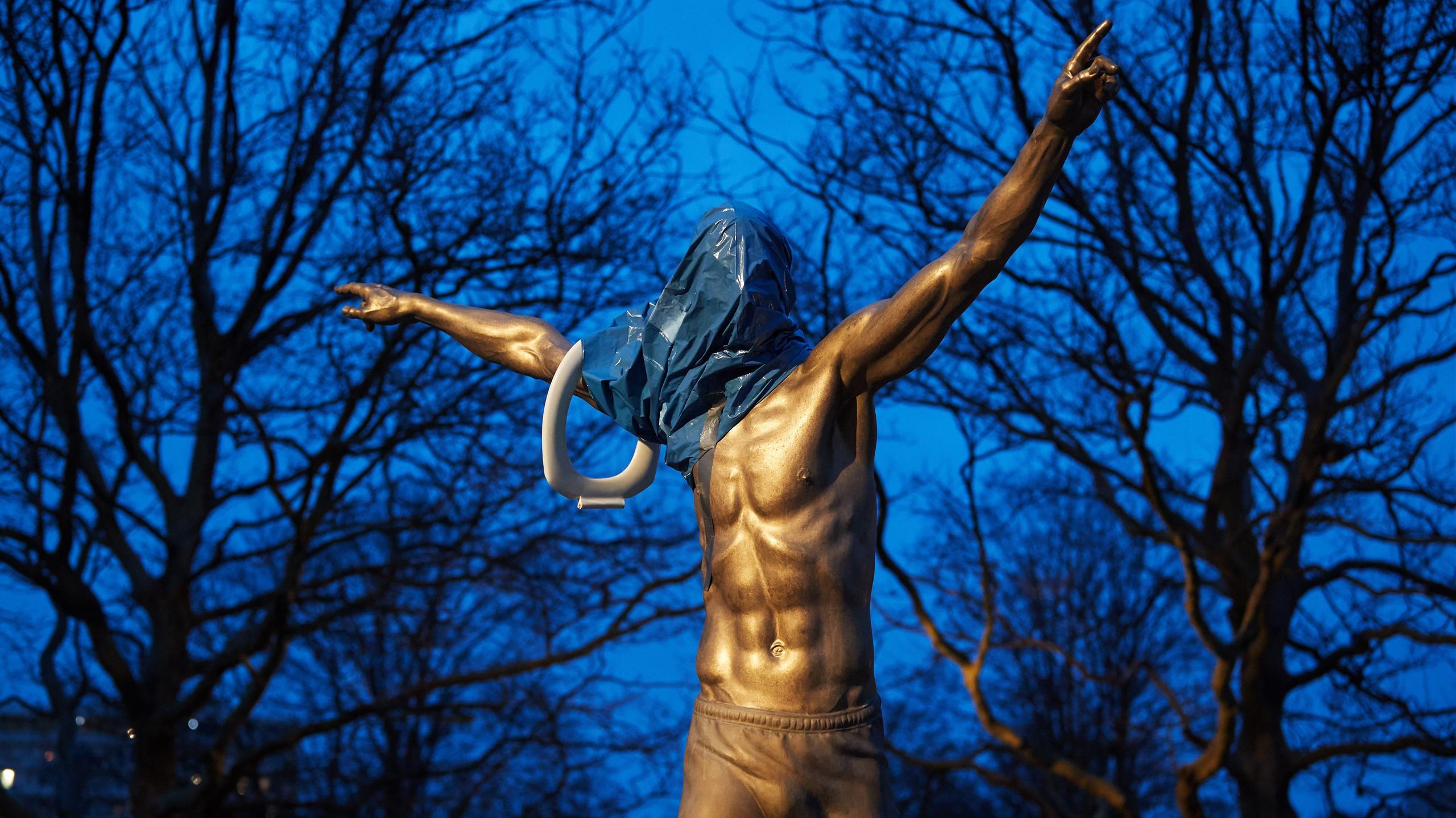 Dégradée, la statue d'Ibrahimovic restera finalement à Malmö - Eurosport