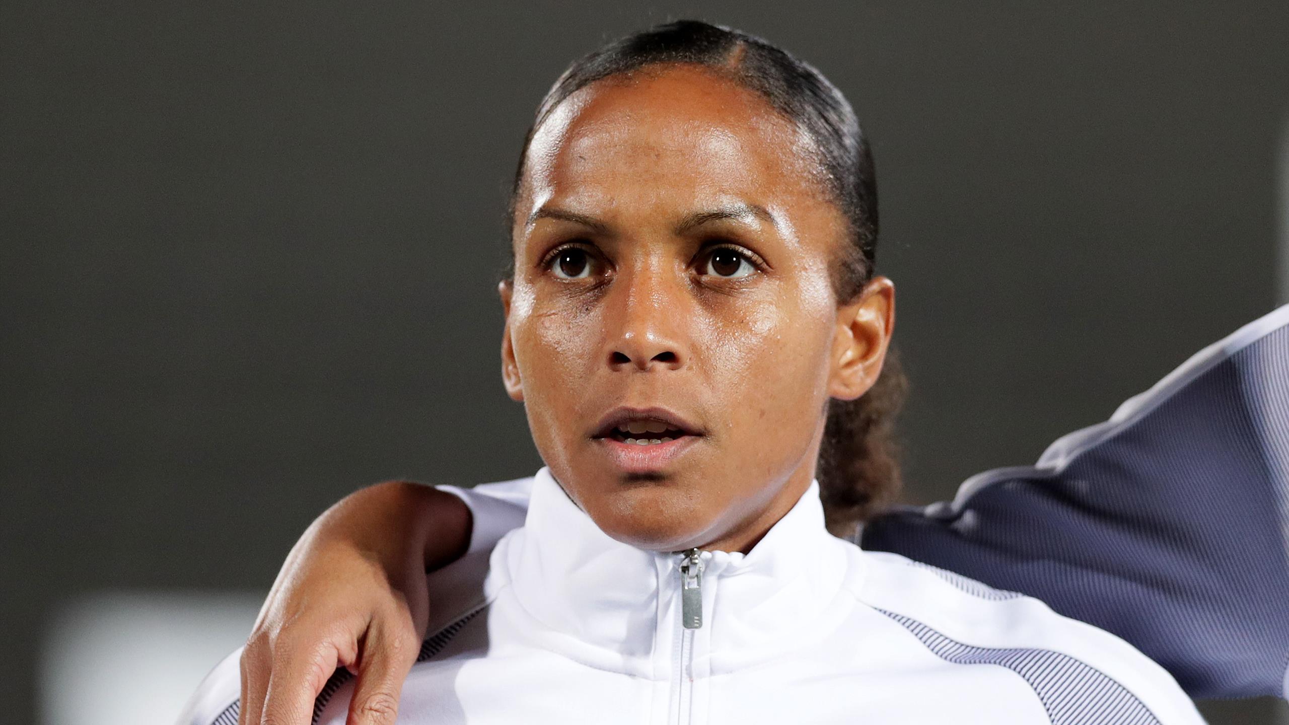 Foot féminin: Marie-Laure Délie annonce sa fin de carrière - Eurosport