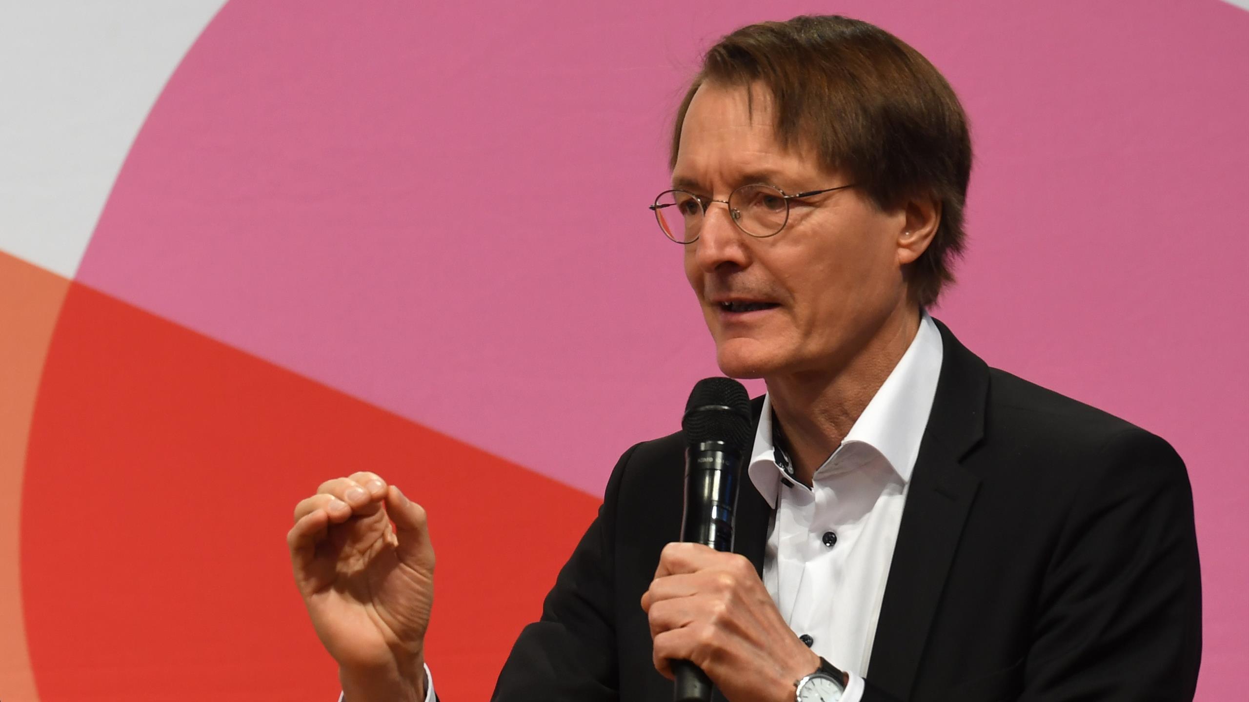 SPD-Politiker Karl Lauterbach findet Geisterspiele im Mai ...
