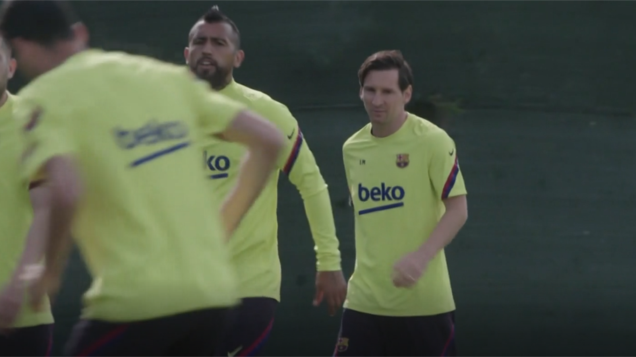 Messi reaparece en los entrenamientos con un renovado look sin barba ...