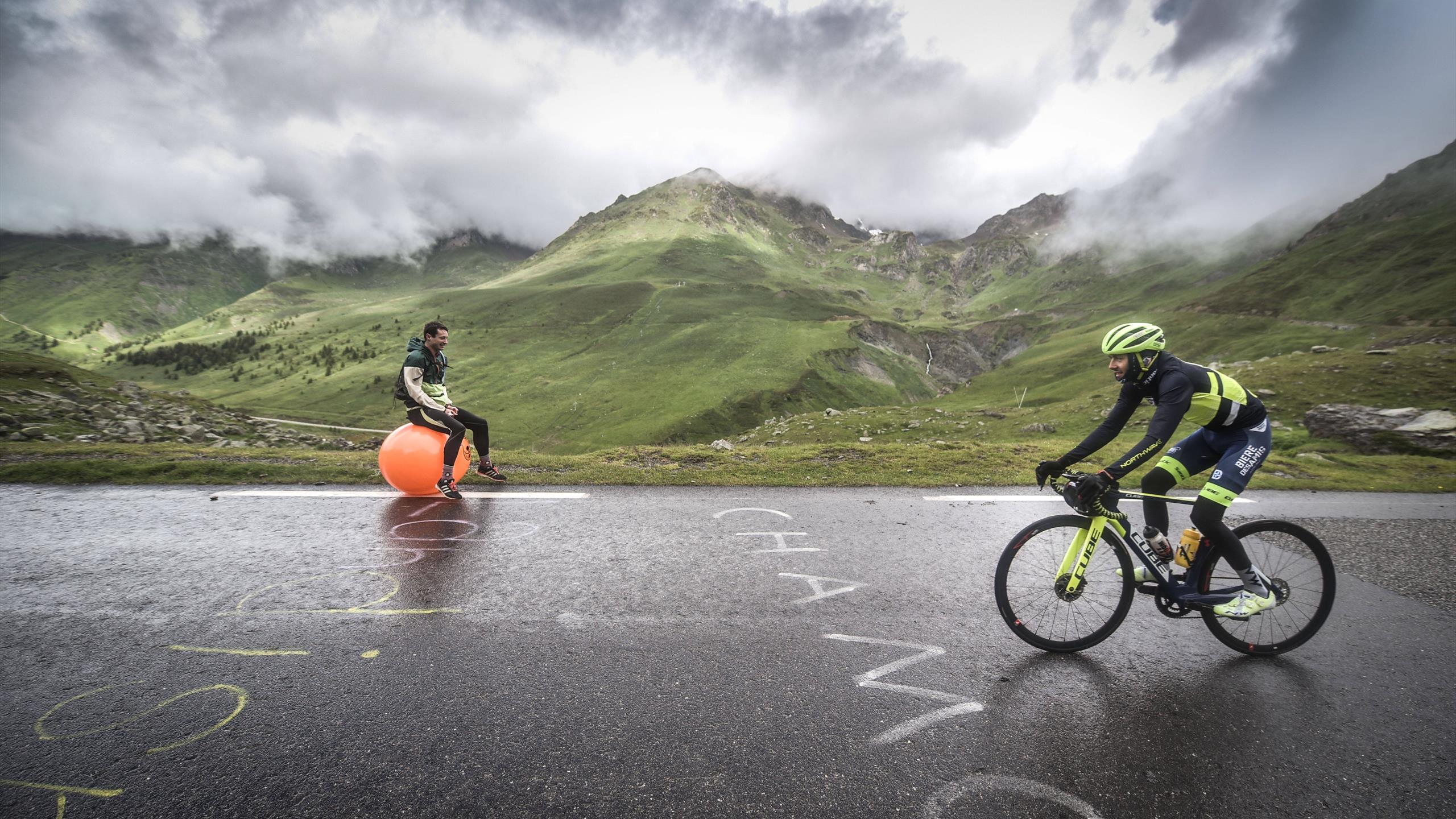 Amateur-Sportler springt mit Hüpfball auf Tourmalet - Eurosport
