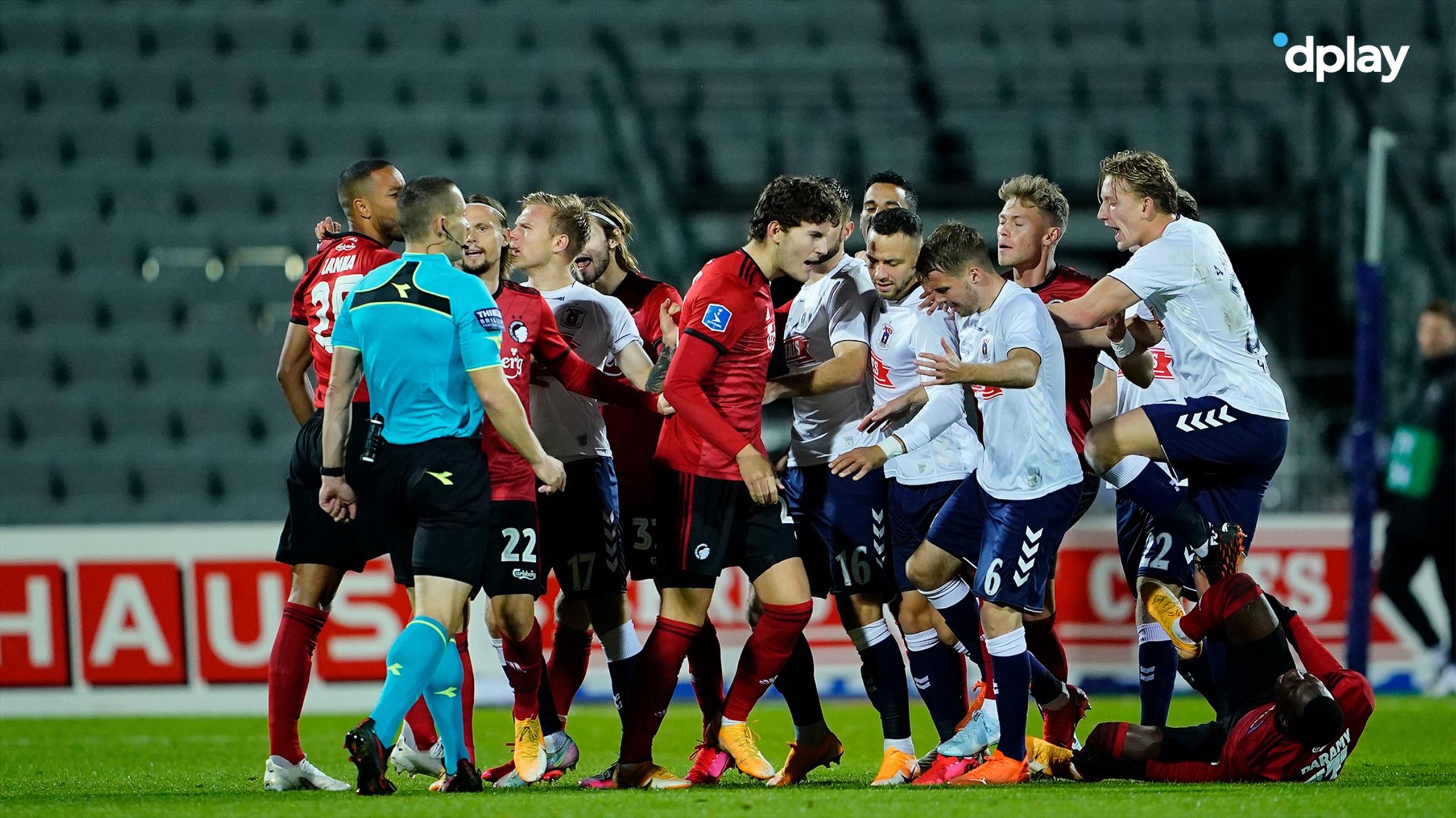 10 minutter inde i opgør: Tumult mellem AGF og FCK - Fodbold video ...