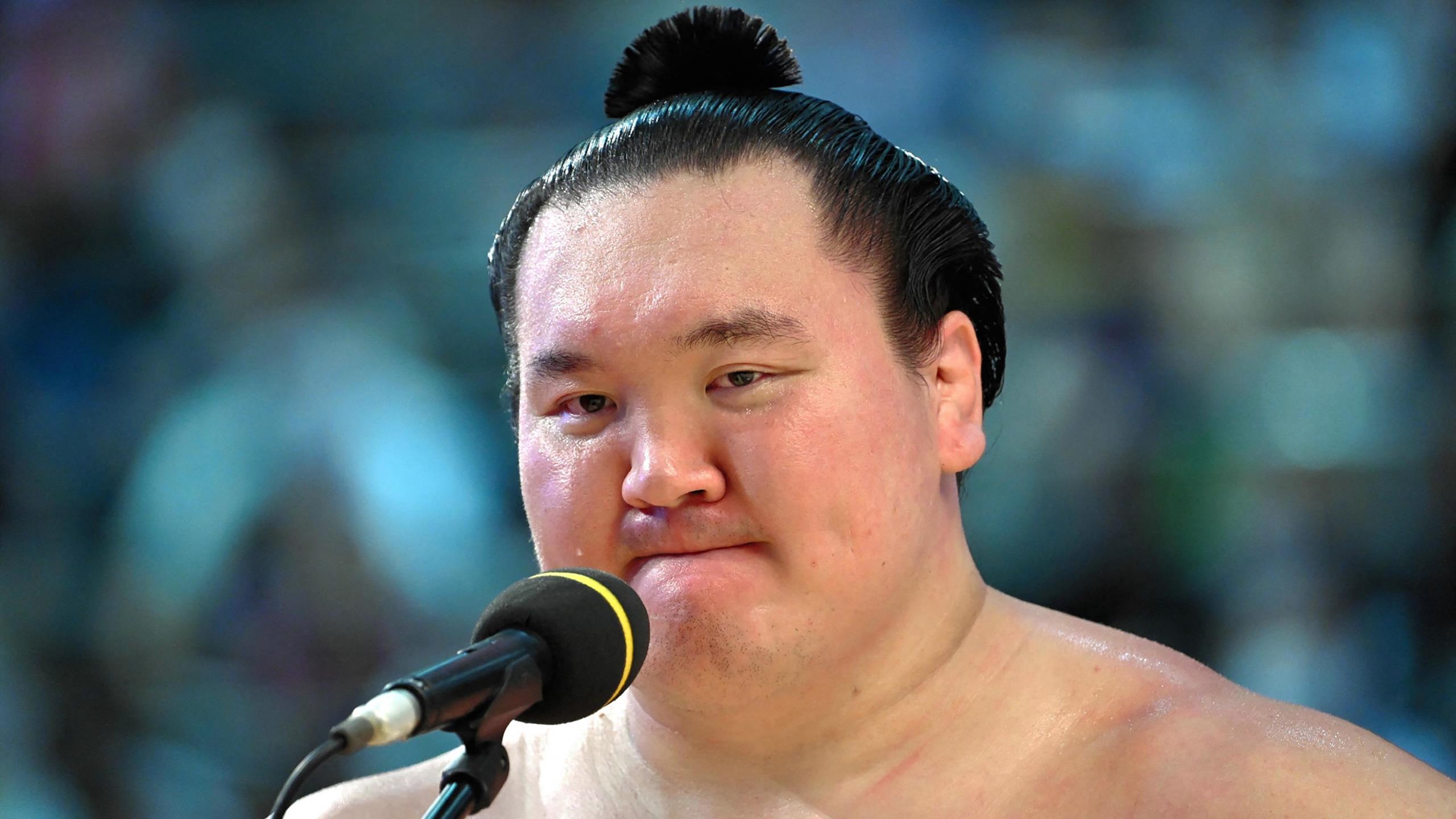 Japon : Hakuho, les adieux émouvants de la légende du sumo - Eurosport