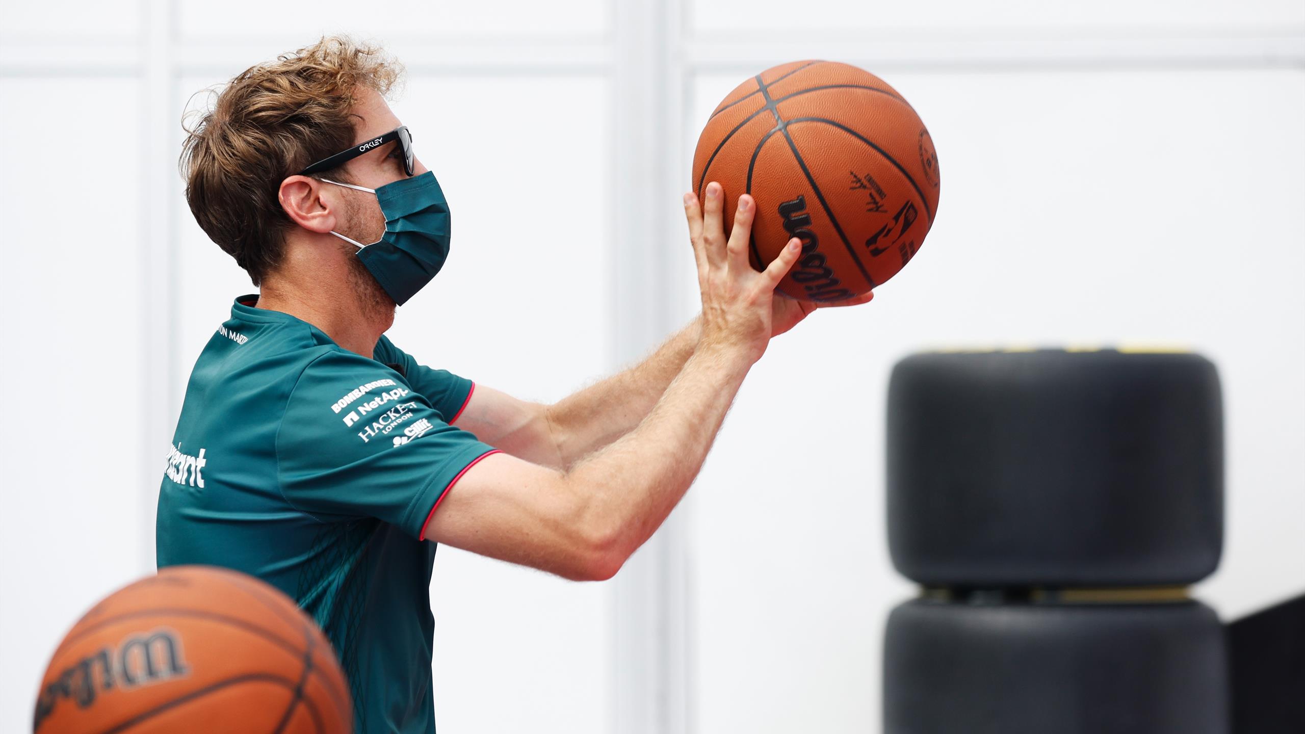 GP in Austin: Sebastian Vettel und Lance Stroll räumem beim Basketball ...