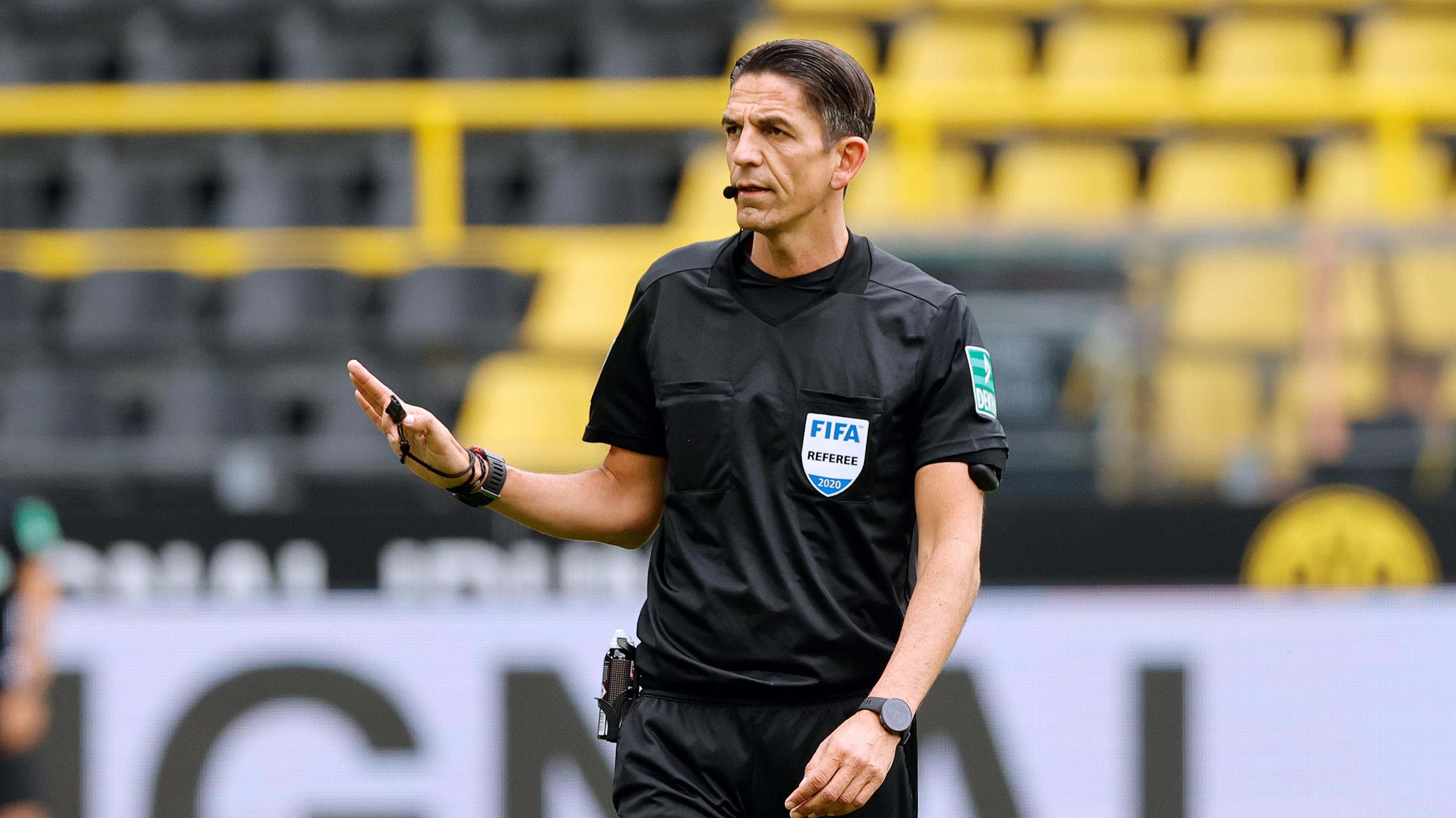 Trucul folosit de un arbitru din Bundesliga pentru a ascunde că o fază ...