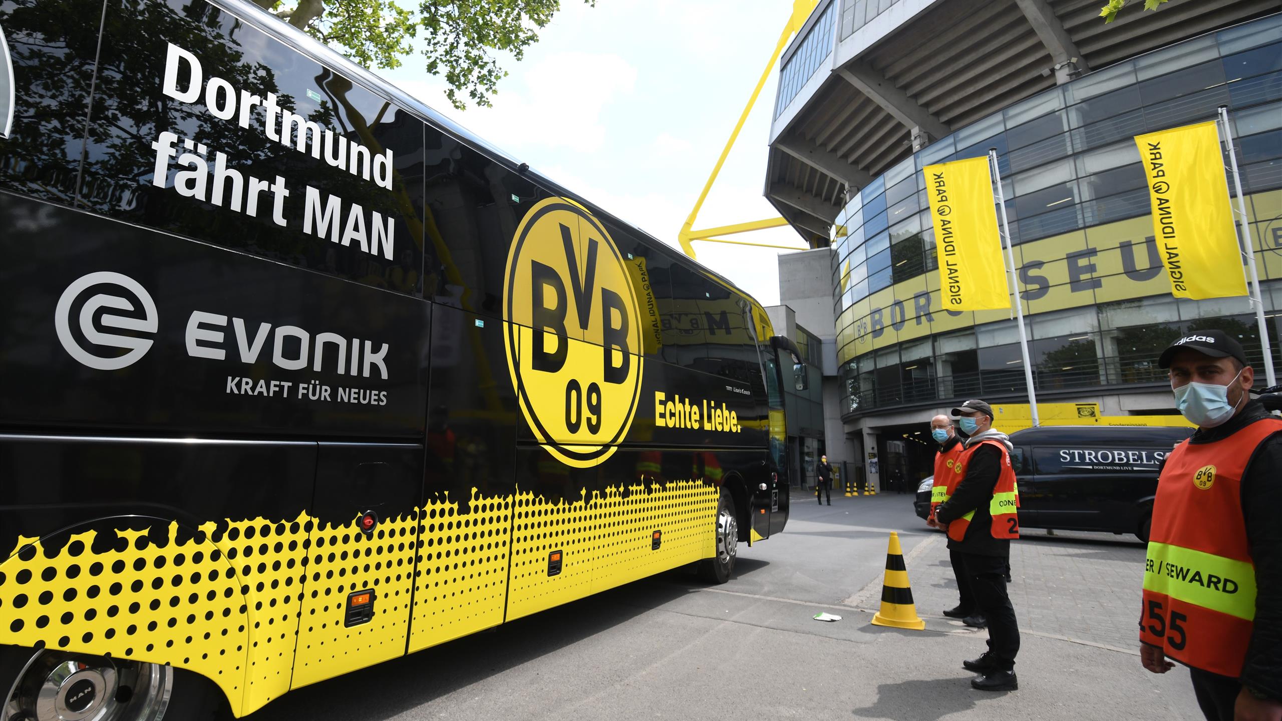 BVB: Bus-Streich von "TV Total"-Moderator Pufpaff verärgert Dortmund ...