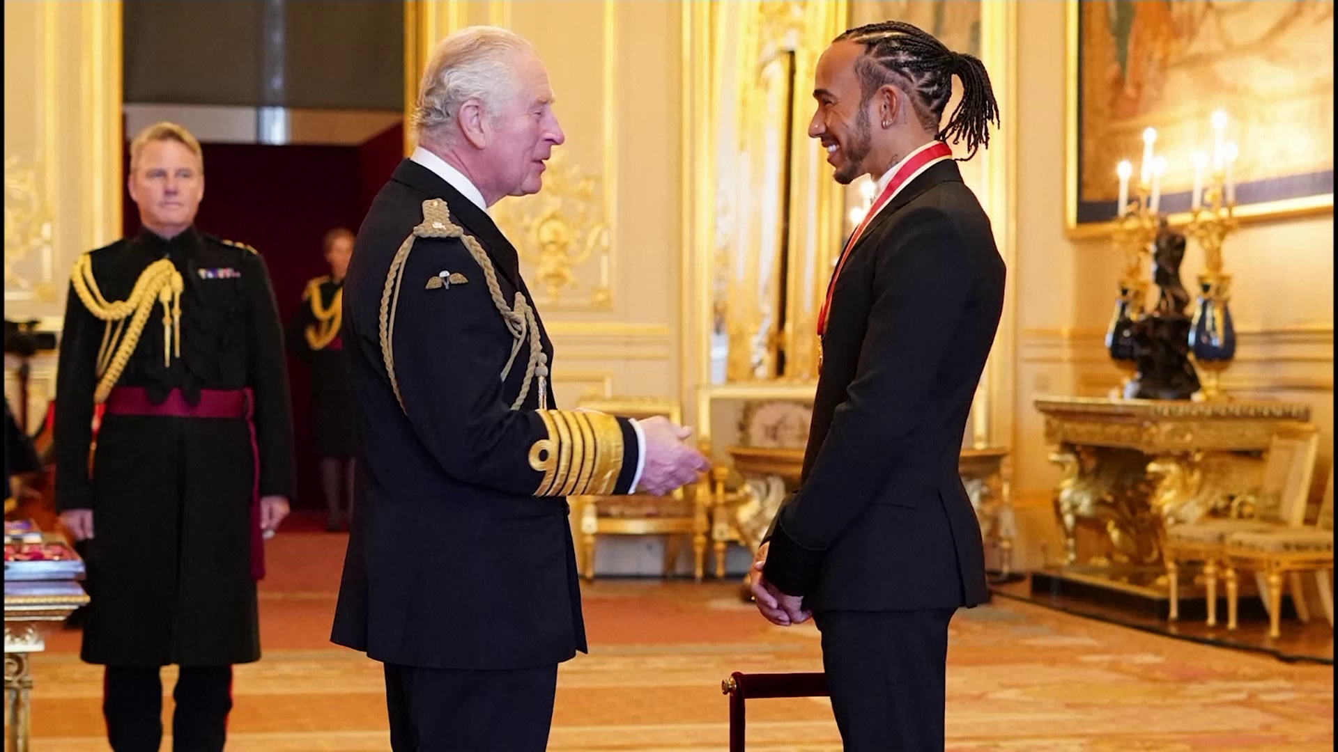 Lewis Hamilton ya es 'Sir' tras ser nombrado Caballero del Imperio ...