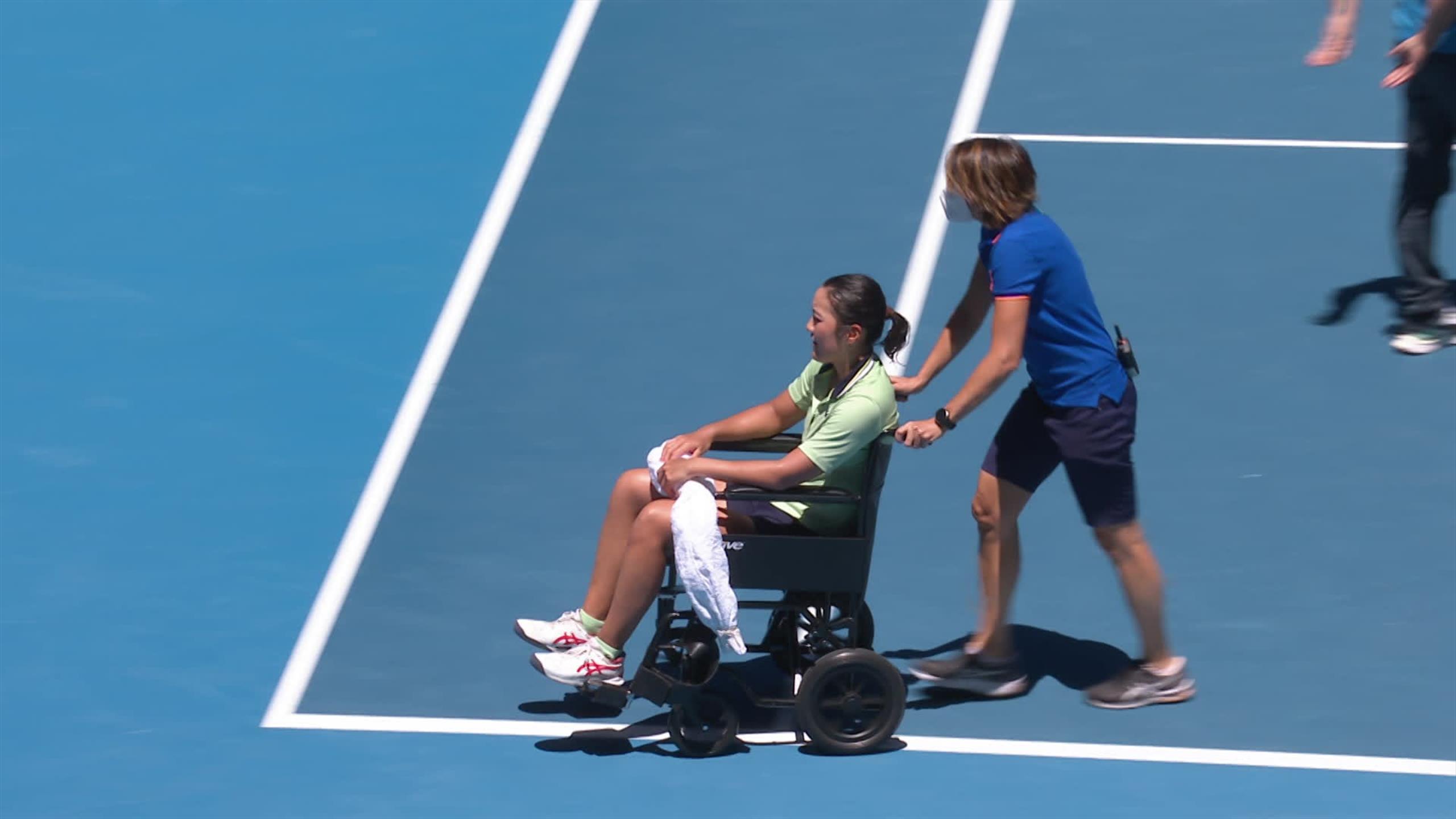 Tennis, Australian Open - Tan sconsolata: esce in carrozzina dopo l ...