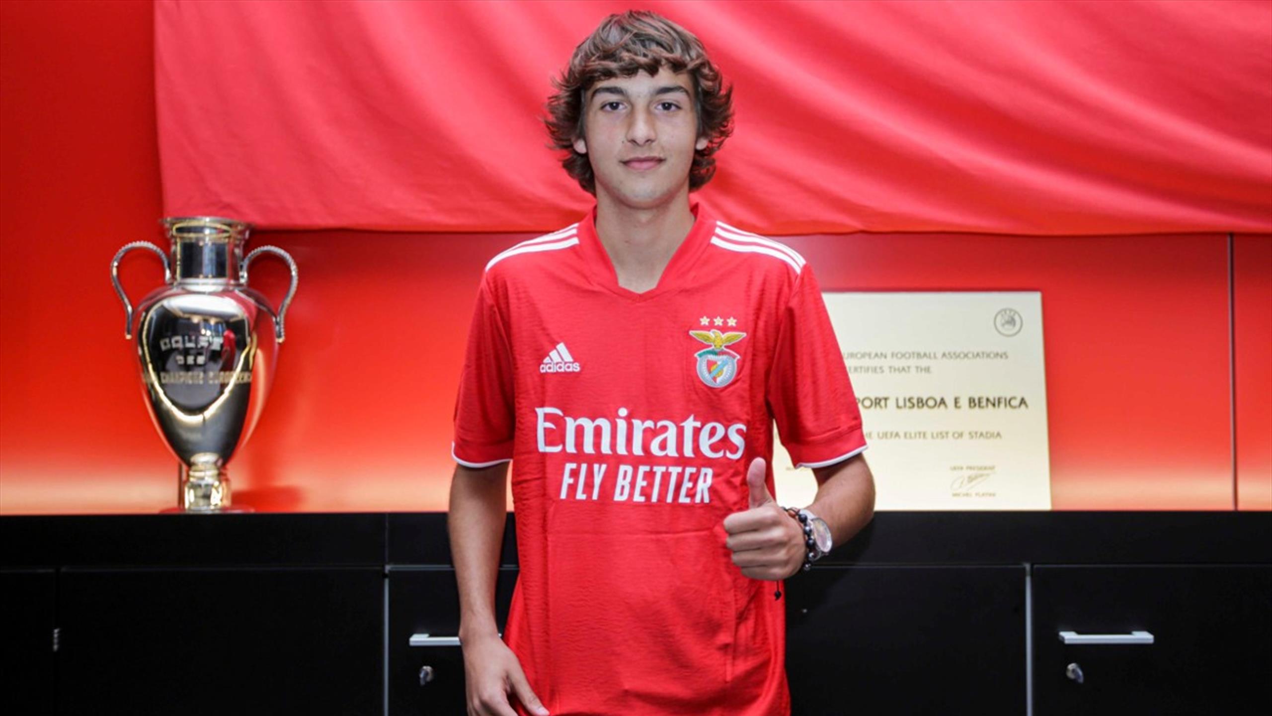 Un fotbalist român a semnat cu Benfica! "Sunt foarte mândru să fiu la ...