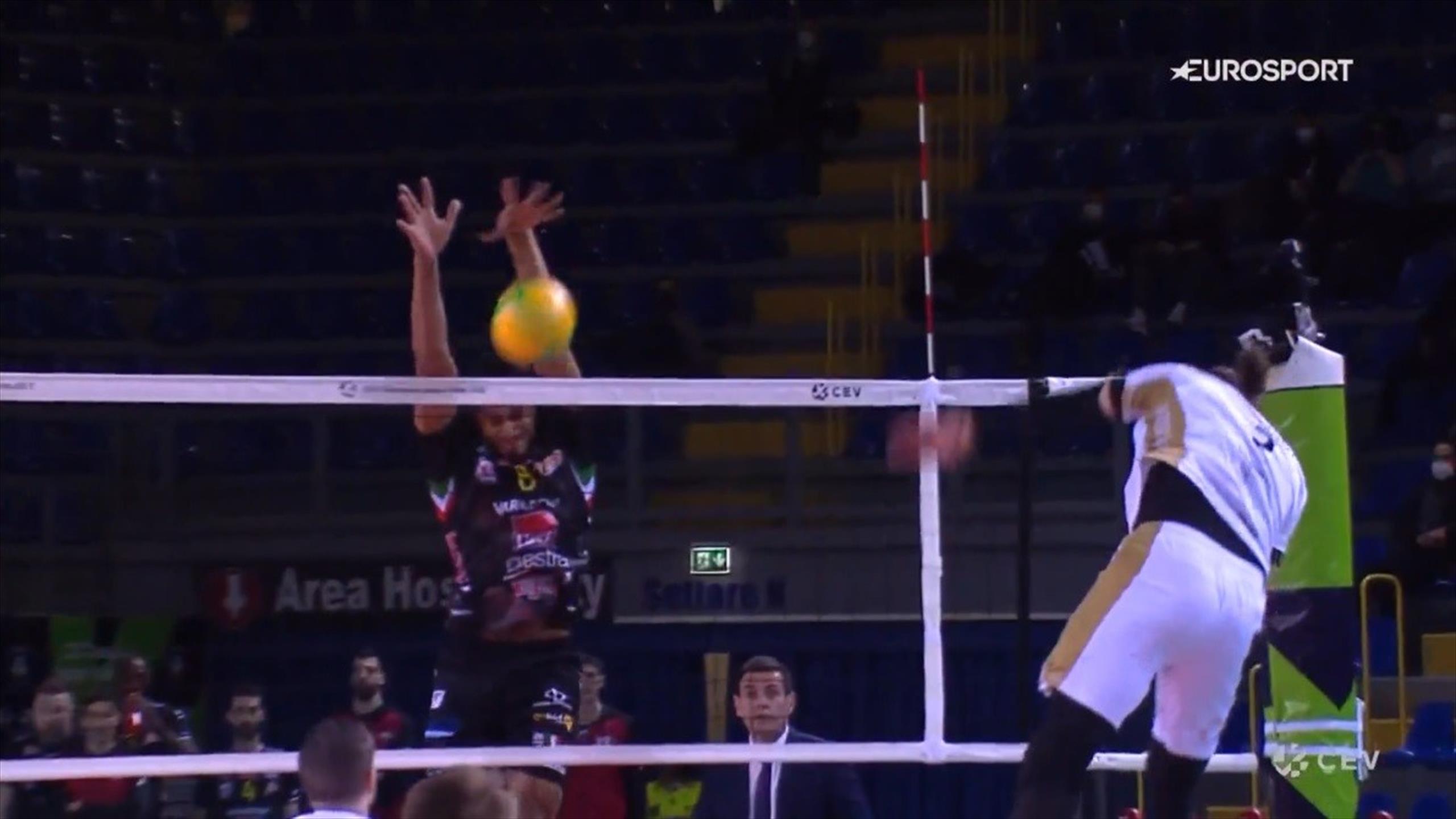 Pallavolo, CEV Champions League - Lucarelli col muro a uno: che monster ...