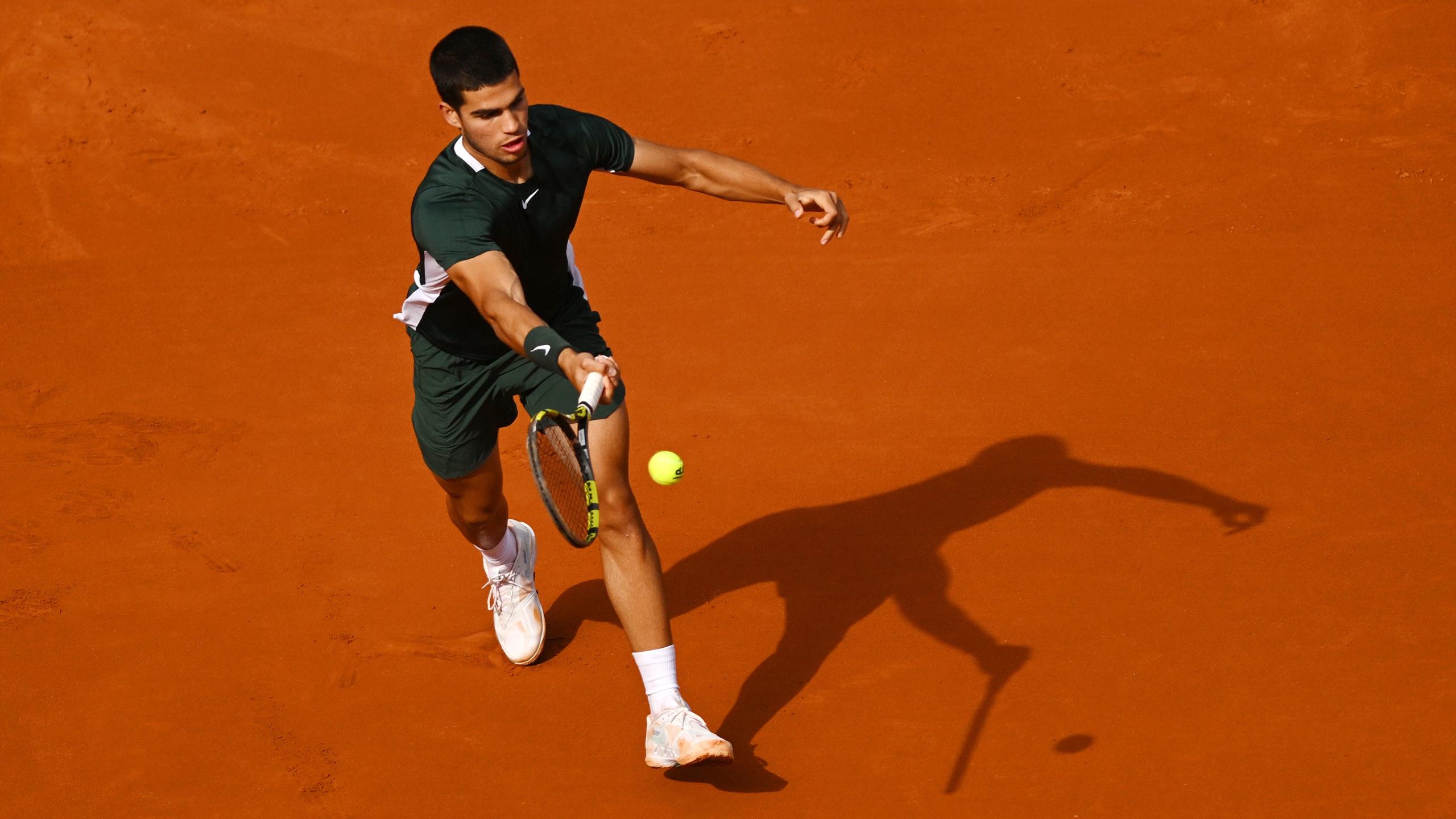 atp-barcelona-2022-estreno-con-victoria-y-susto-de-carlos-alcaraz-en