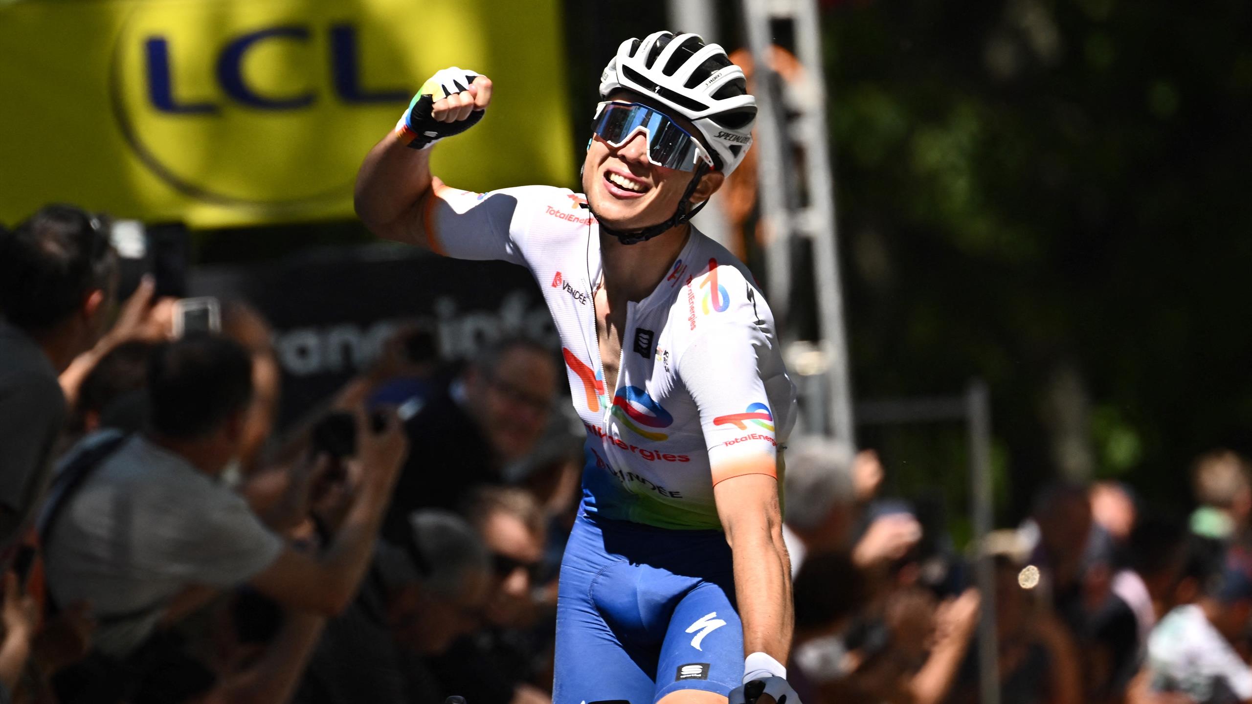 Critérium du Dauphiné | Valentin Ferron verrast medevluchters met late ...