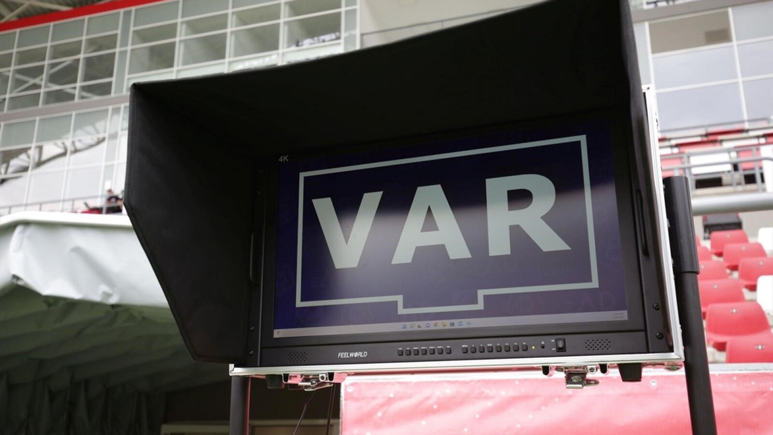 VAR: Fußball-Fans sind laut einer Umfrage für die Abschaffung des ...
