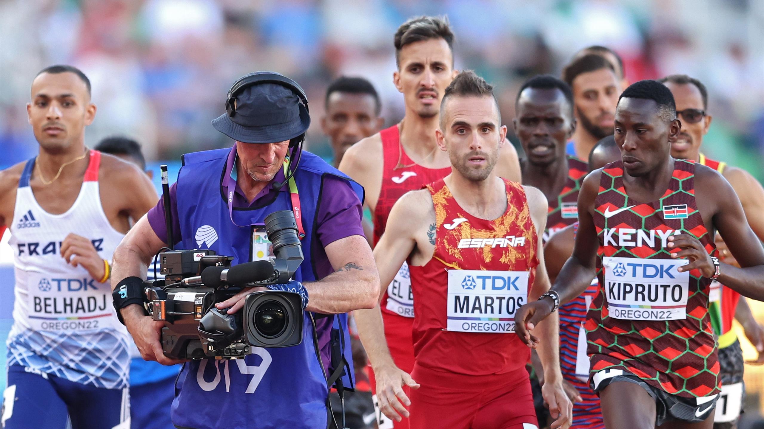 Dramatikk under finalen på 3000 meter hinder – fotograf sto midt i ...