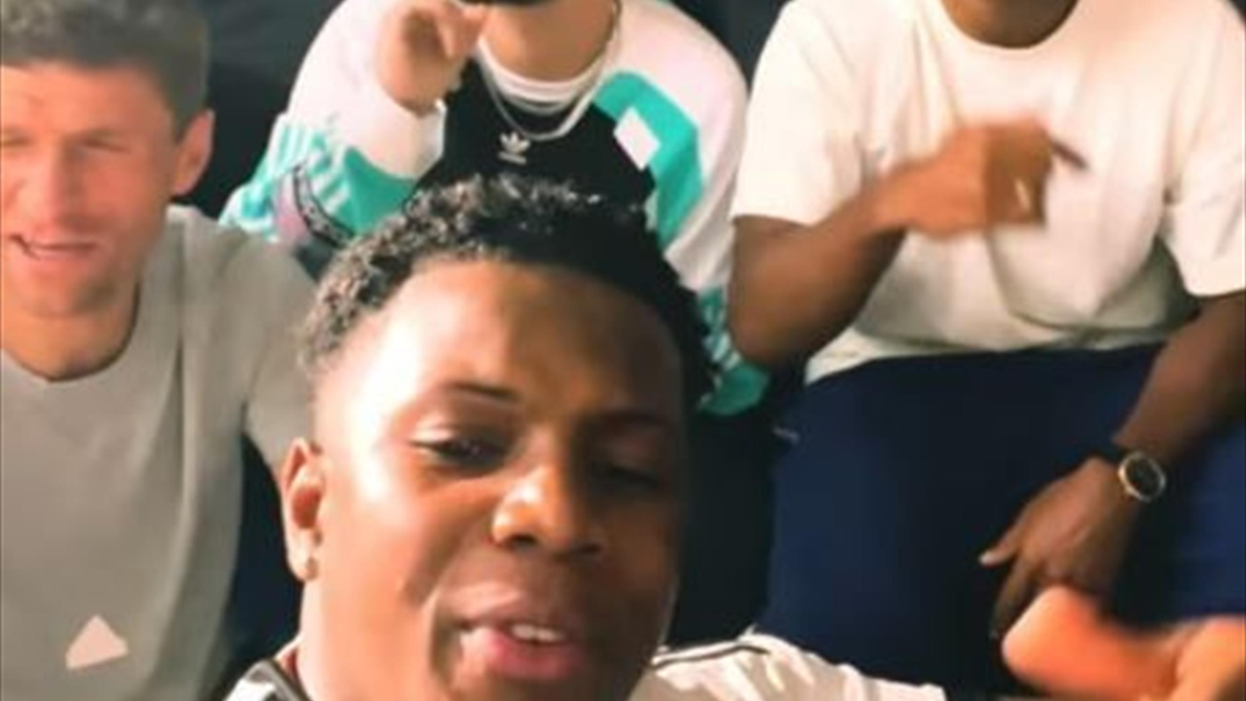 WM-Trikot von Deutschland für Katar 2022 geleakt: Rapper Pajel posiert ...