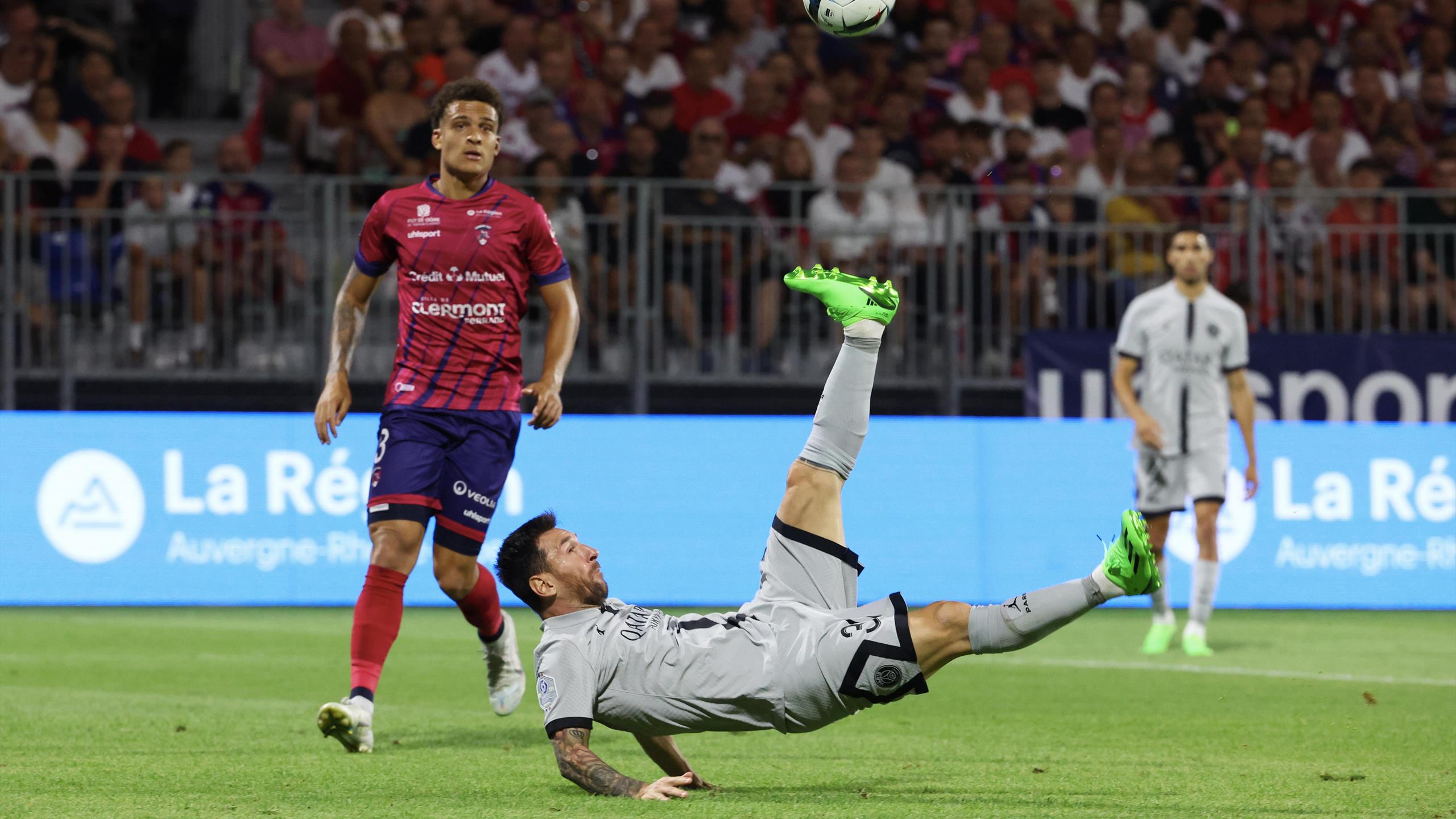 Ligue 1 | Golazo de Leo Messi de chilena ante el Clermont - Fútbol ...
