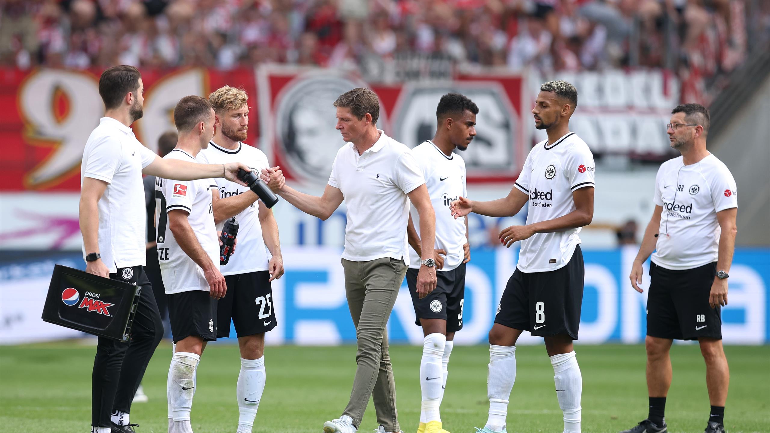 Eintracht Frankfurt verpatzt Bundesligastart und beschwert sich über ...