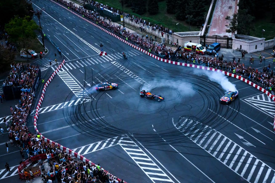 Peste 50 de mii de oameni au participat la Red Bull Racing Show Run în ...