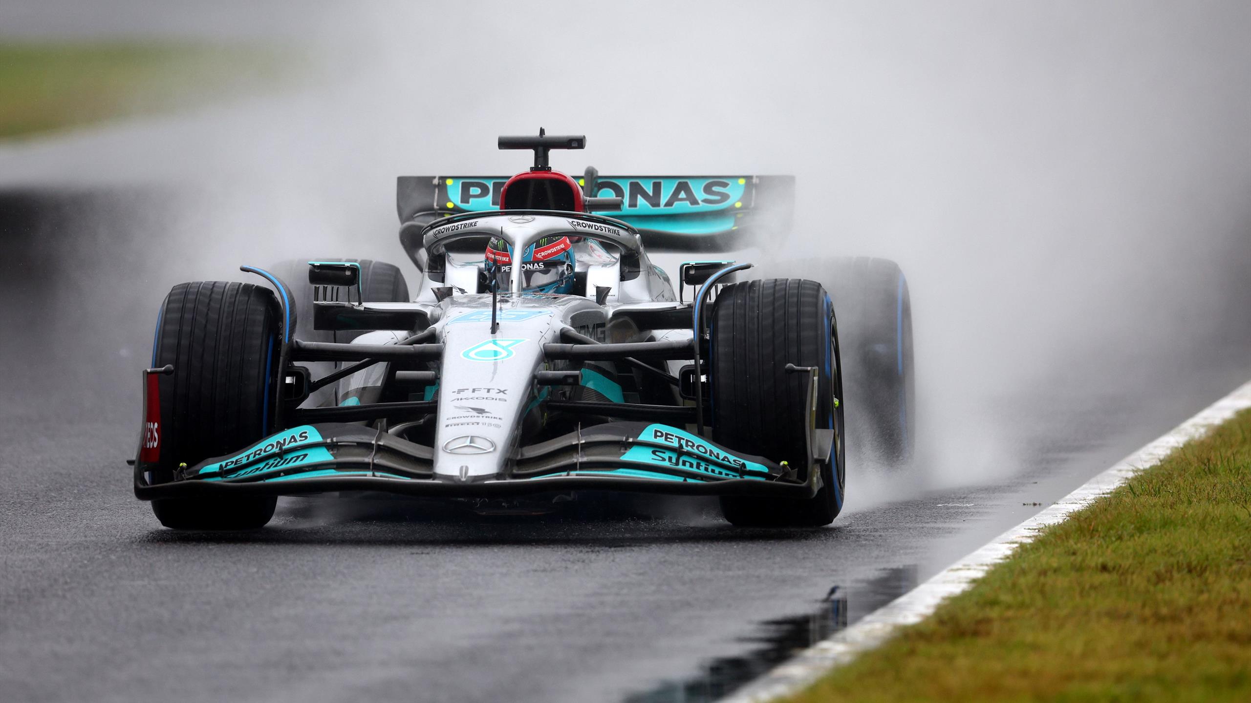 F1, dominio Mercedes nelle FP2. Sul bagnato si esaltano Russell e ...