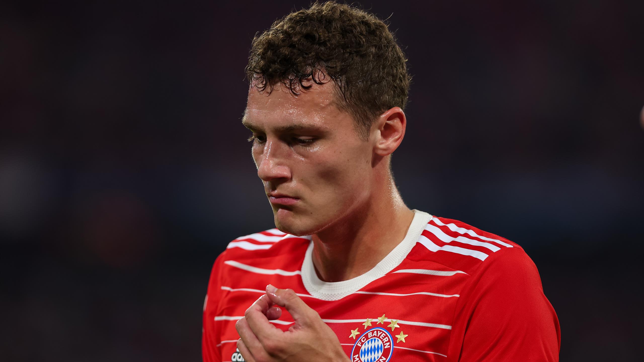FC Bayern München: Oliver Kahn weist Benjamin Pavard wegen Wechsel ...