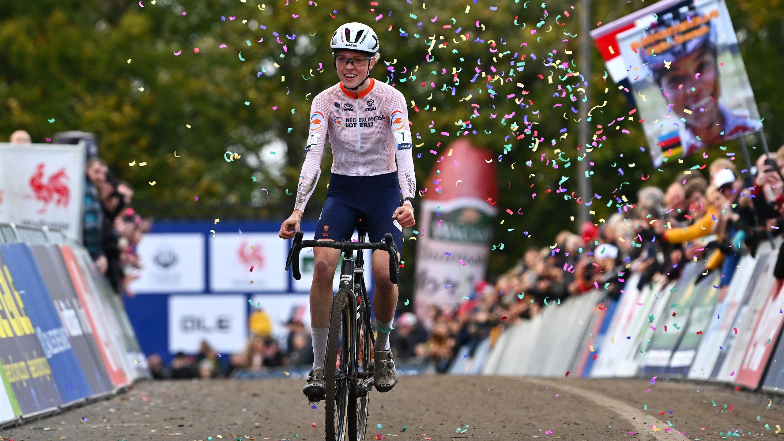 EK Veldrijden | IJzersterke Van Empel ondanks pech en fietswissel ...